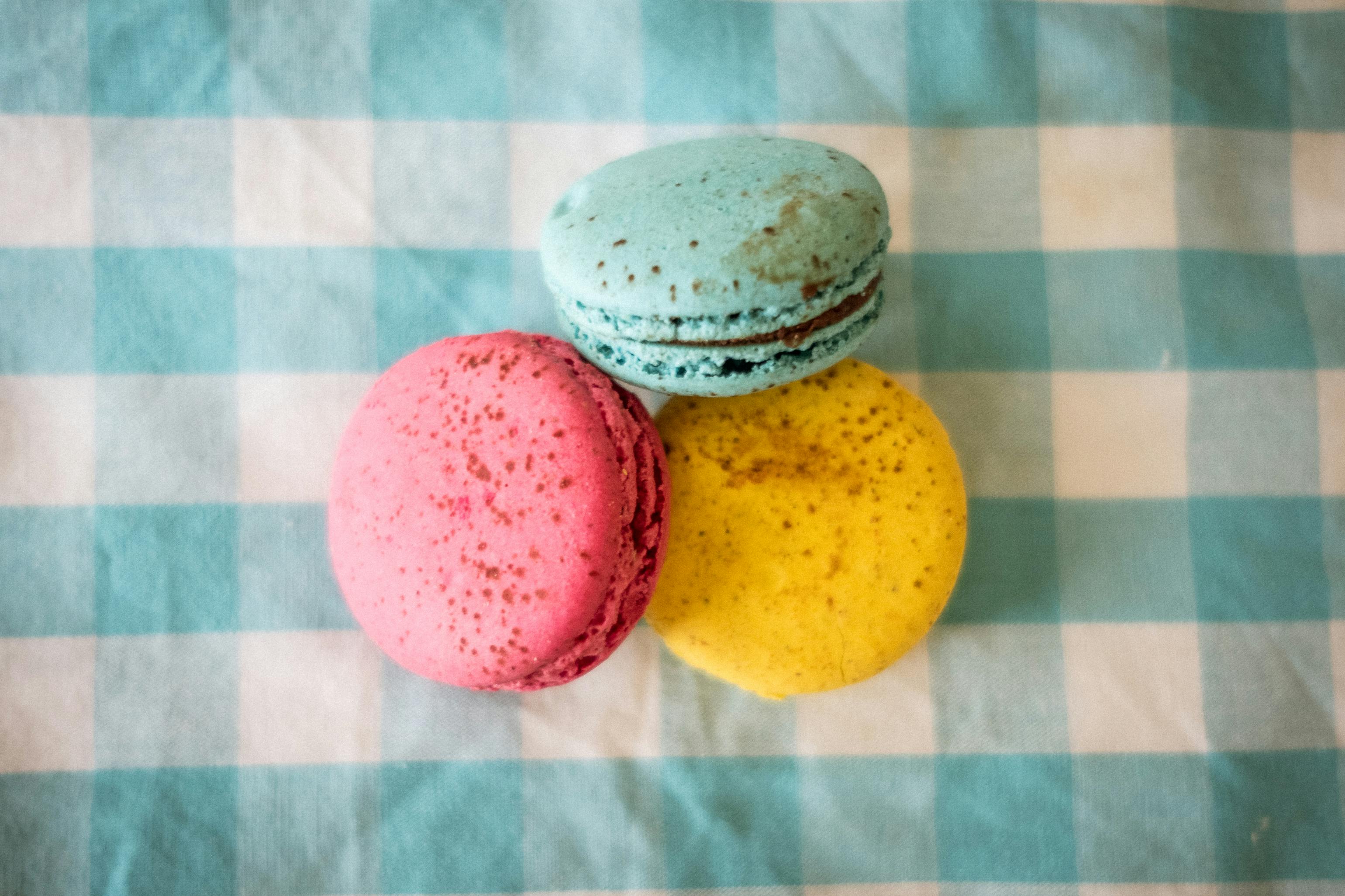 Close-Up Photography of Three Macaroons · Free Stock Photo