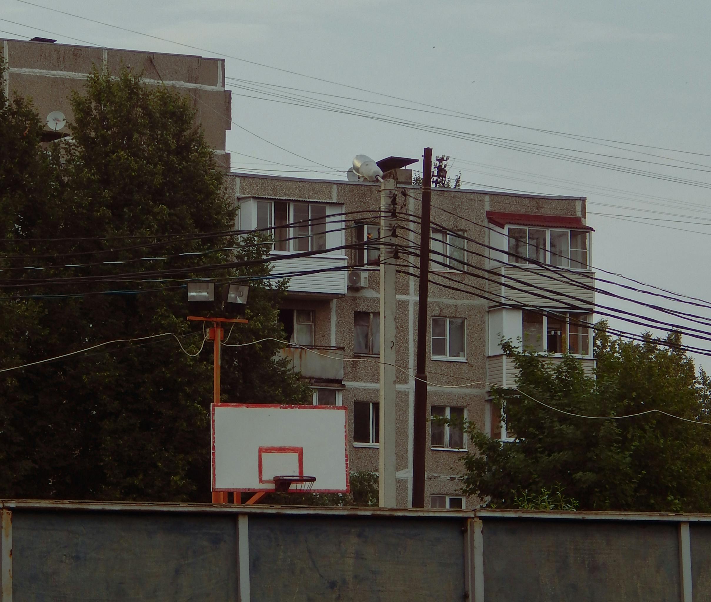 Overhead Wiring by Residential Building · Free Stock Photo
