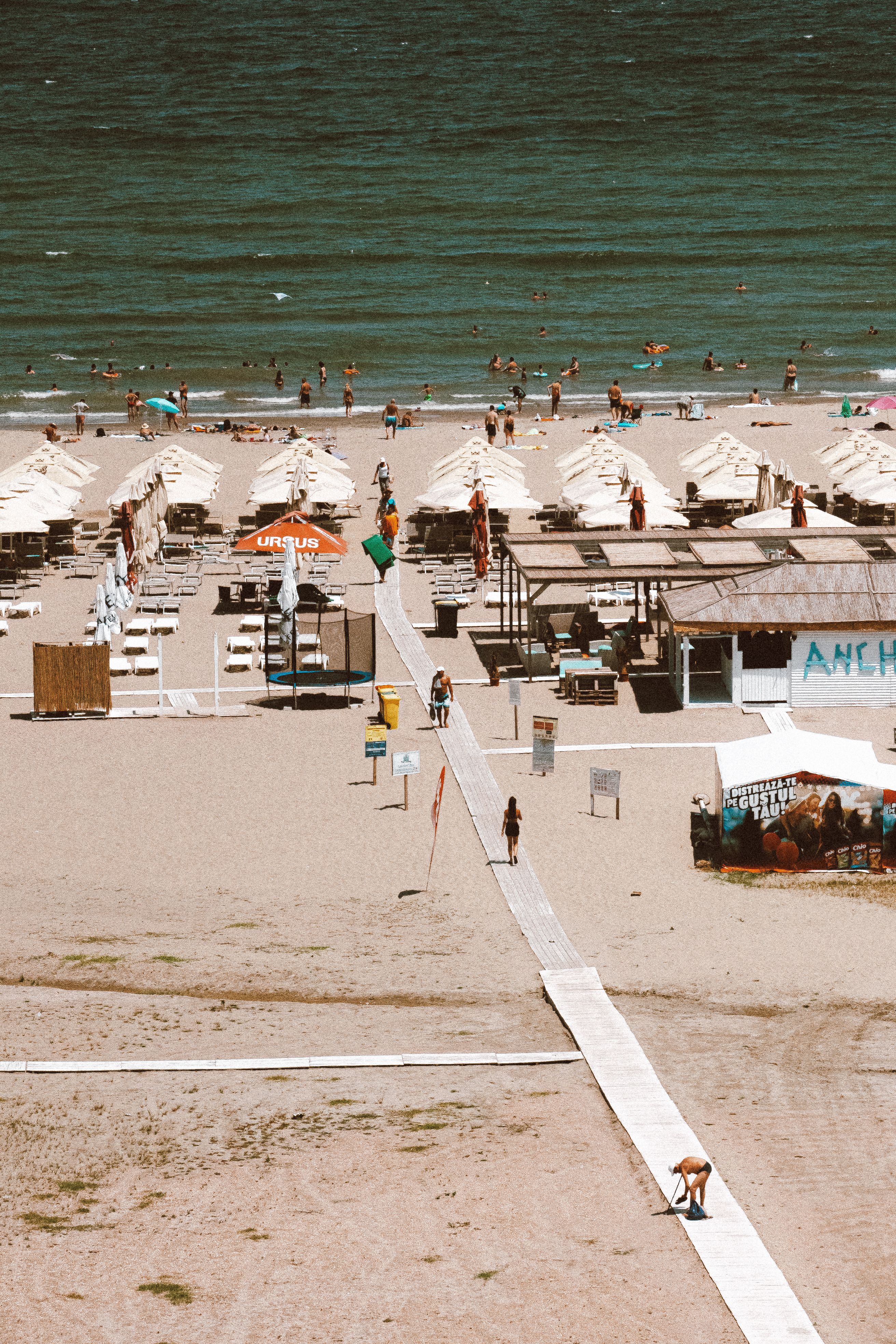 People on the Beach · Free Stock Photo