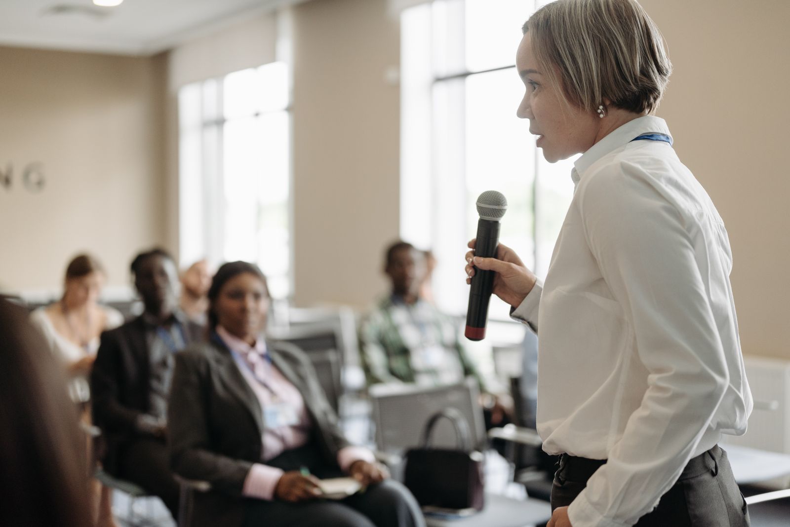 A Woman With A Microphone Photos, Download The BEST Free A Woman With A ...