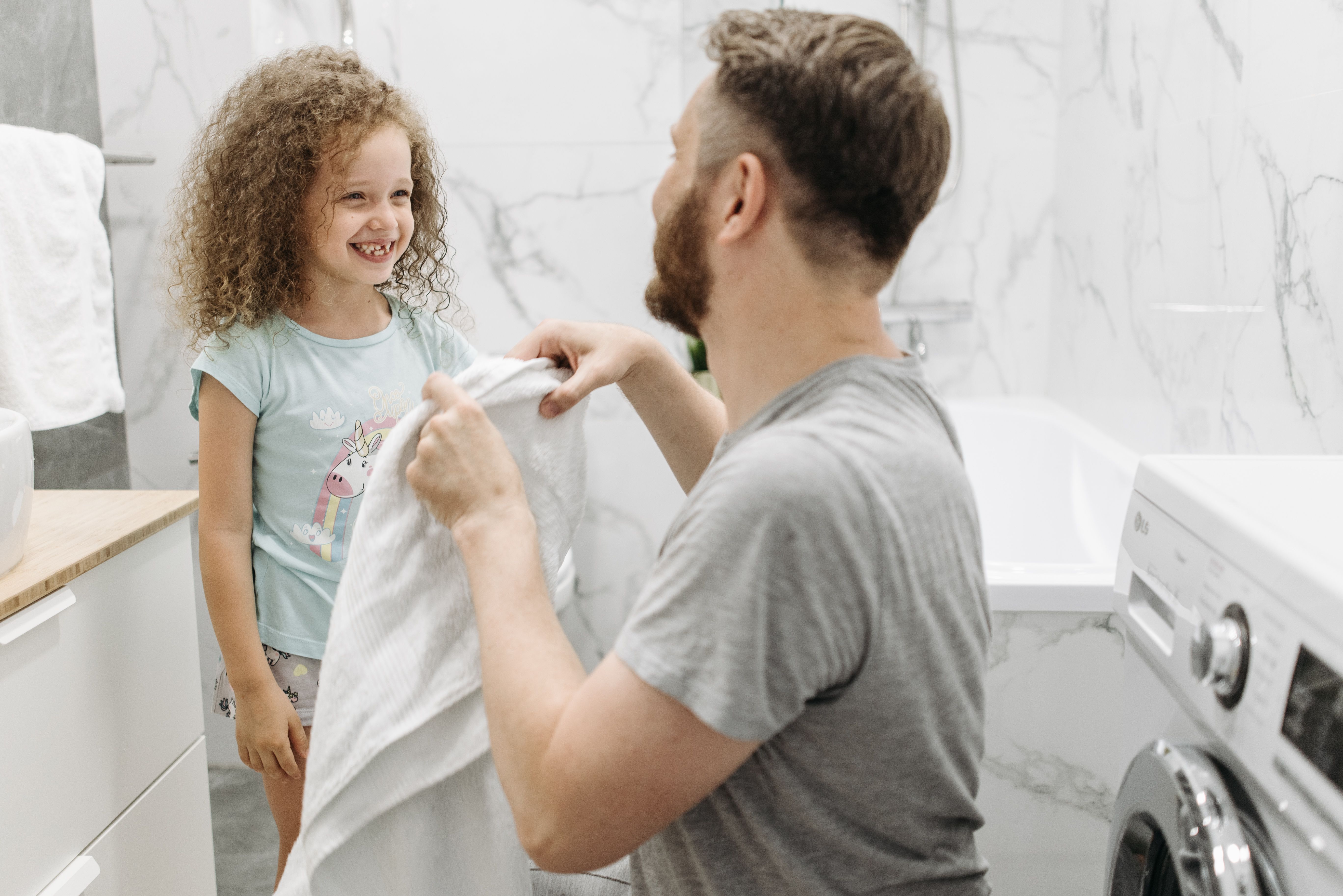 Happy Family With Washing Machine Photos, Download The BEST Free Happy ...