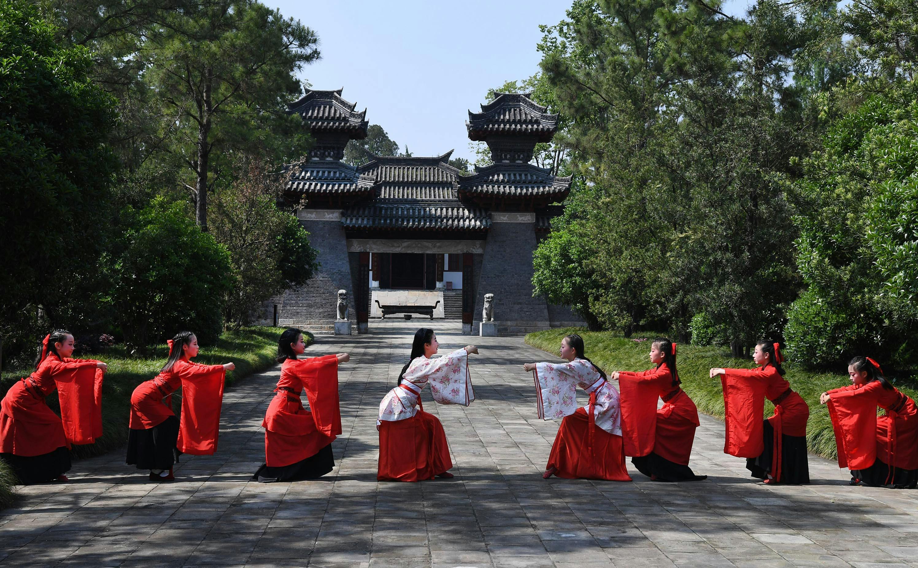 Dancing Far Photos, Download The BEST Free Dancing Far Stock Photos ...