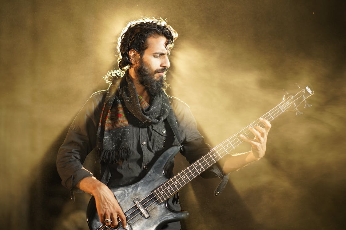 가수 공연가 공연하는 군중 기타 연주 기타리스트 남성 음악가 남자 담배를 피우다 라이브 공연 라이브 엔터테인먼트 라이브 음악 락 밴드 록 음악 무대