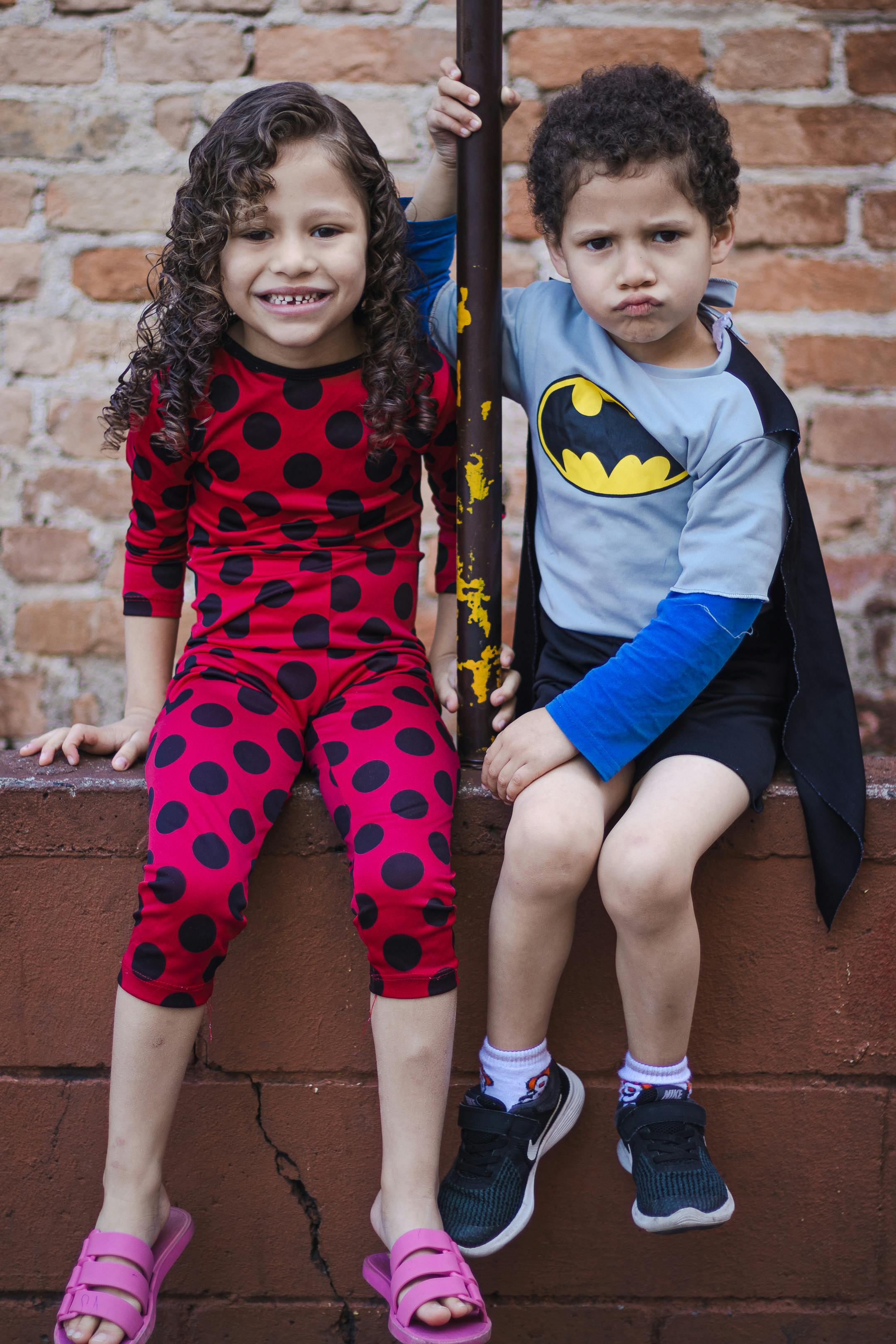 Children sitting beside each other · Free Stock Photo