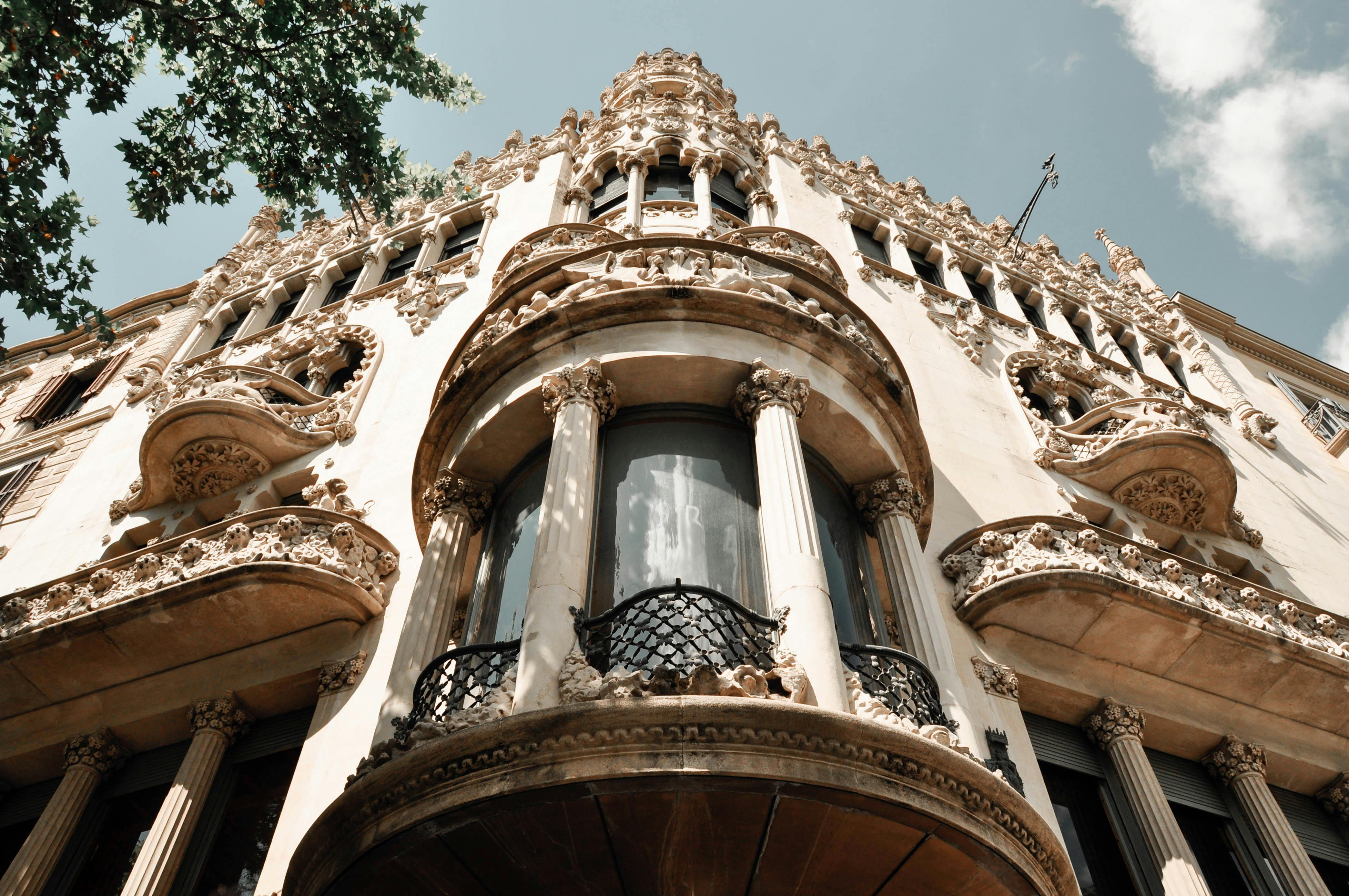 Low Angle Shot of an Old Heritage Building · Free Stock Photo