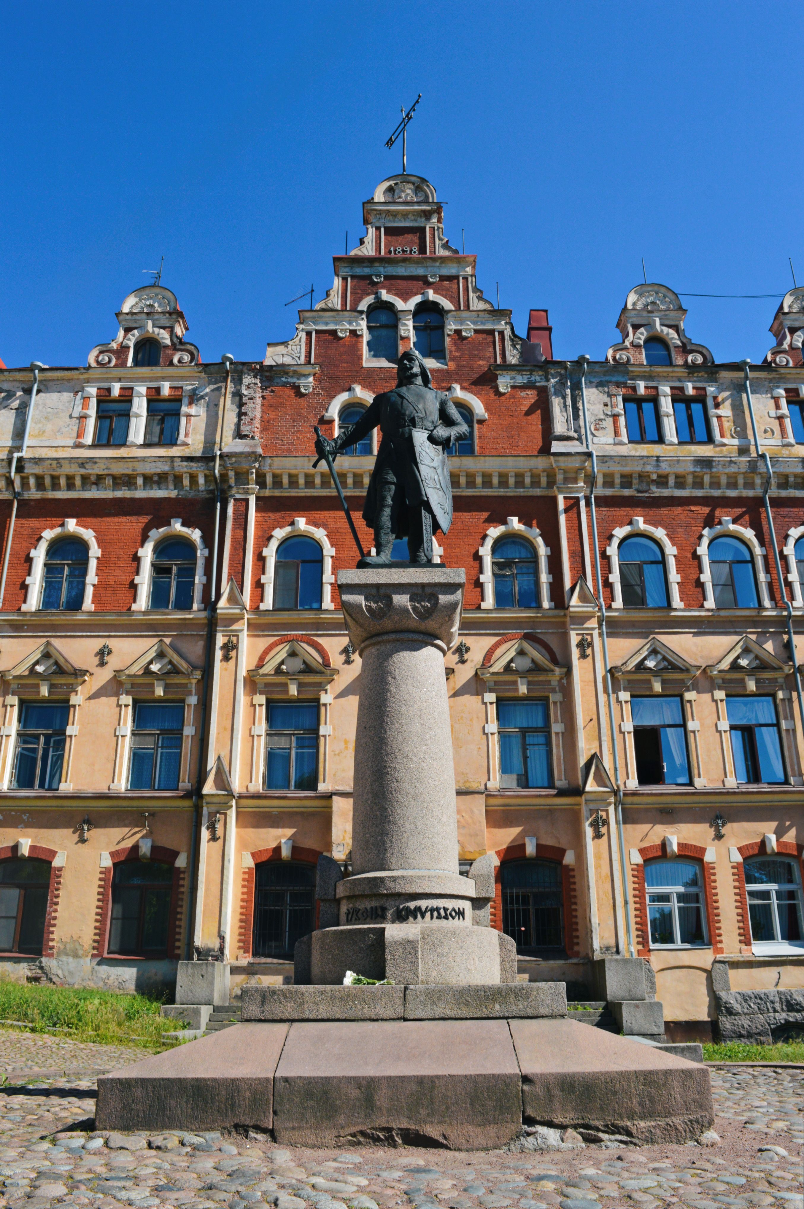 Statue Beside the Building · Free Stock Photo