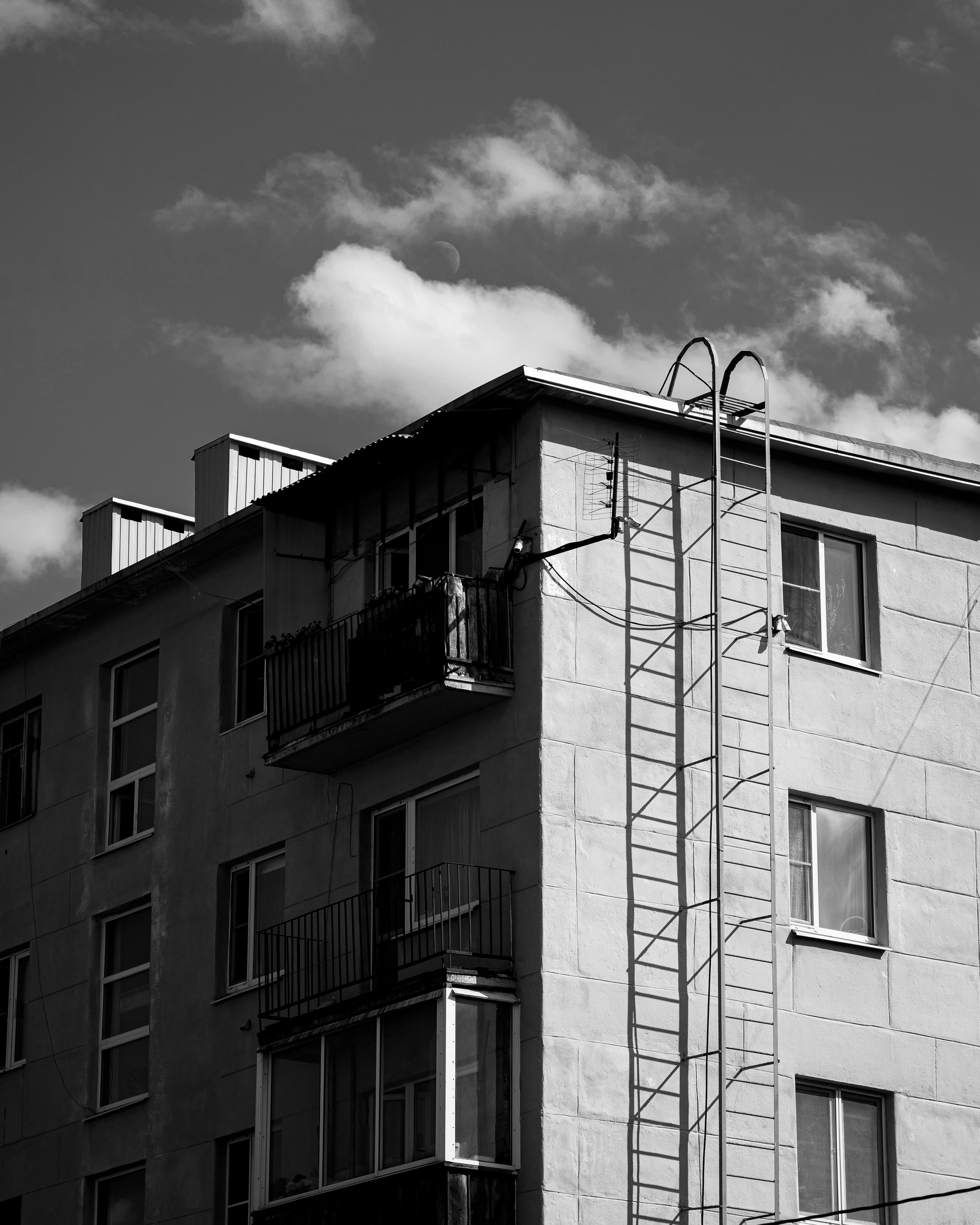 Grayscale Photo of Building · Free Stock Photo