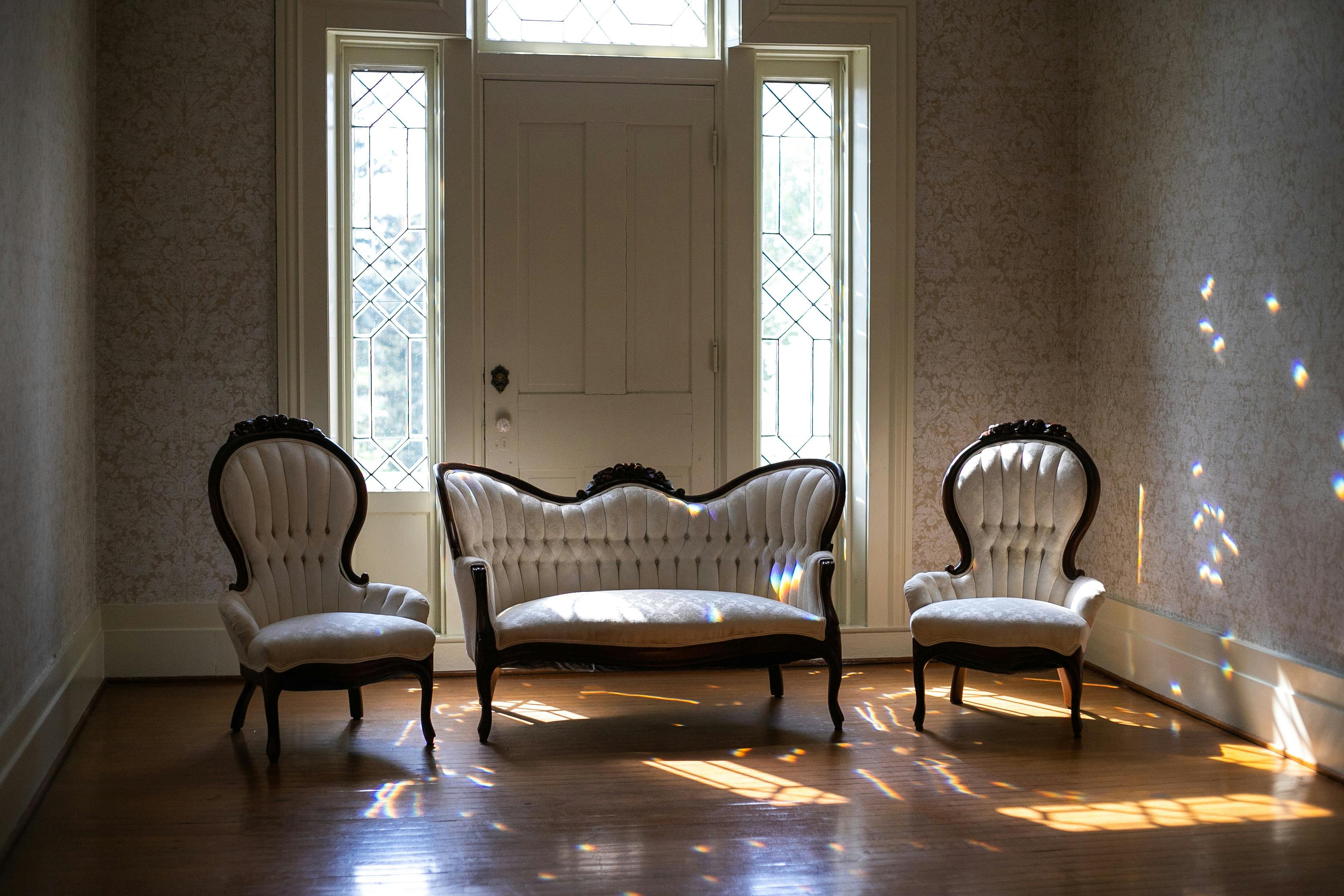 Empty Couch in the House · Free Stock Photo