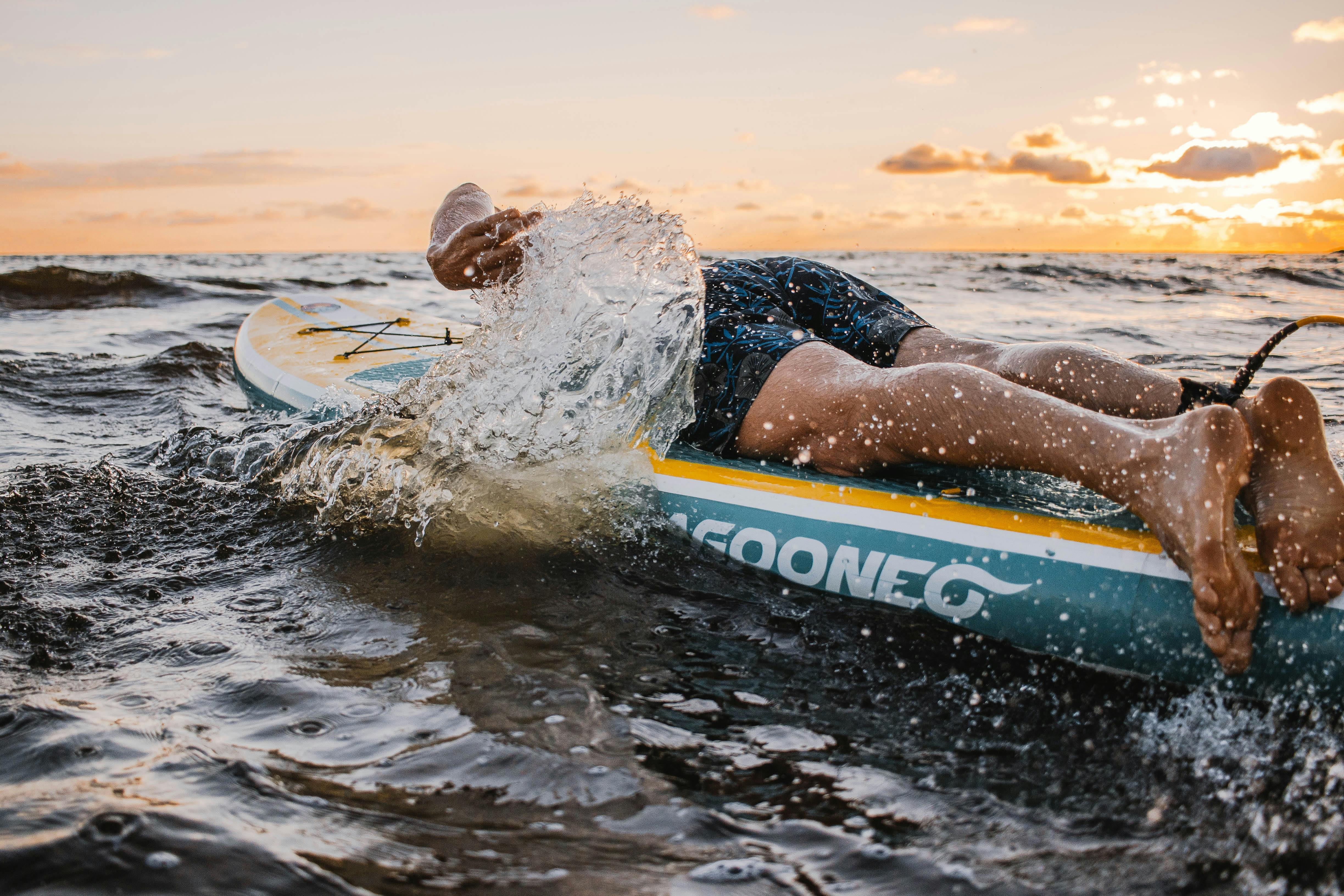 Homem Remando Na Prancha De Remo Com Ondas Do Mar · Foto profissional ...