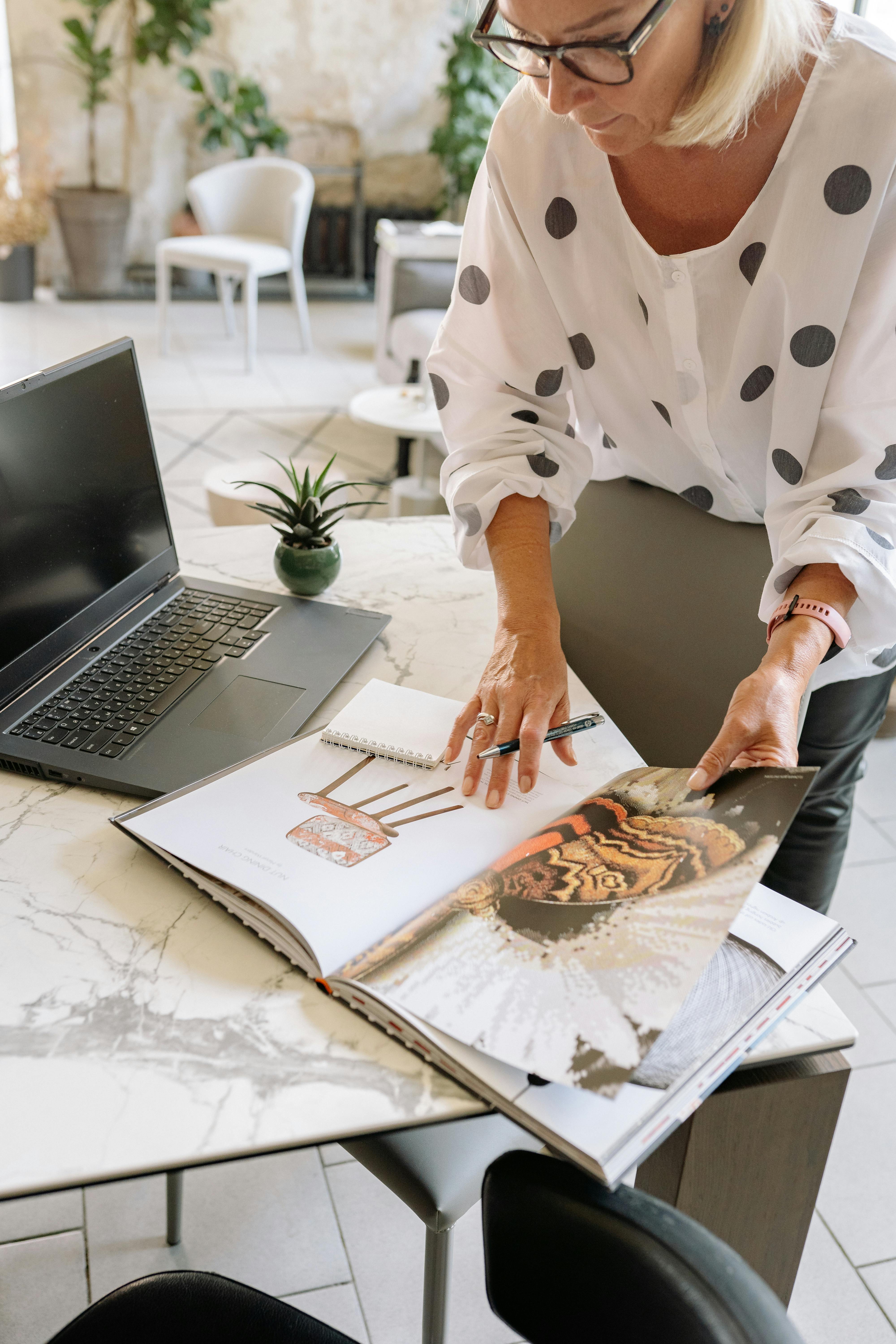 Black Field Notes · Free Stock Photo