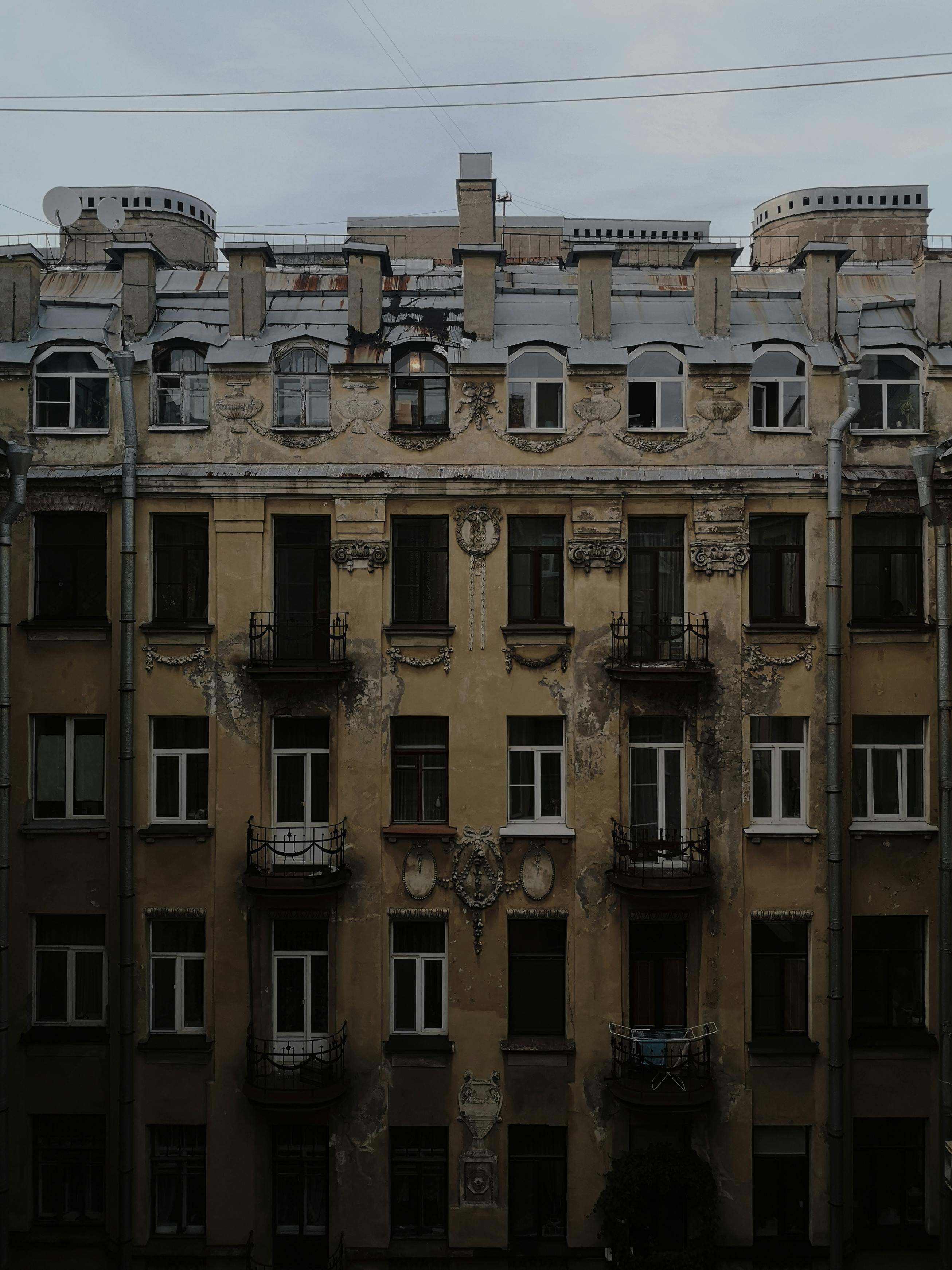 White Concrete Building · Free Stock Photo