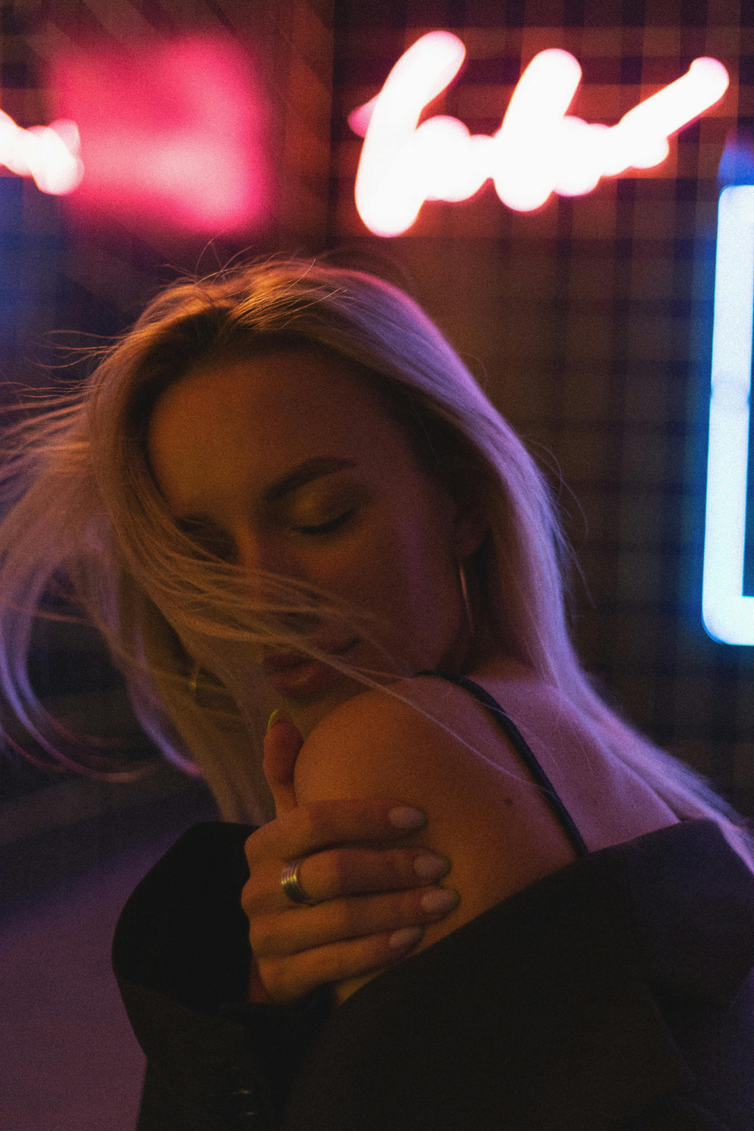 Woman posing with Hand on Shoulder · Free Stock Photo