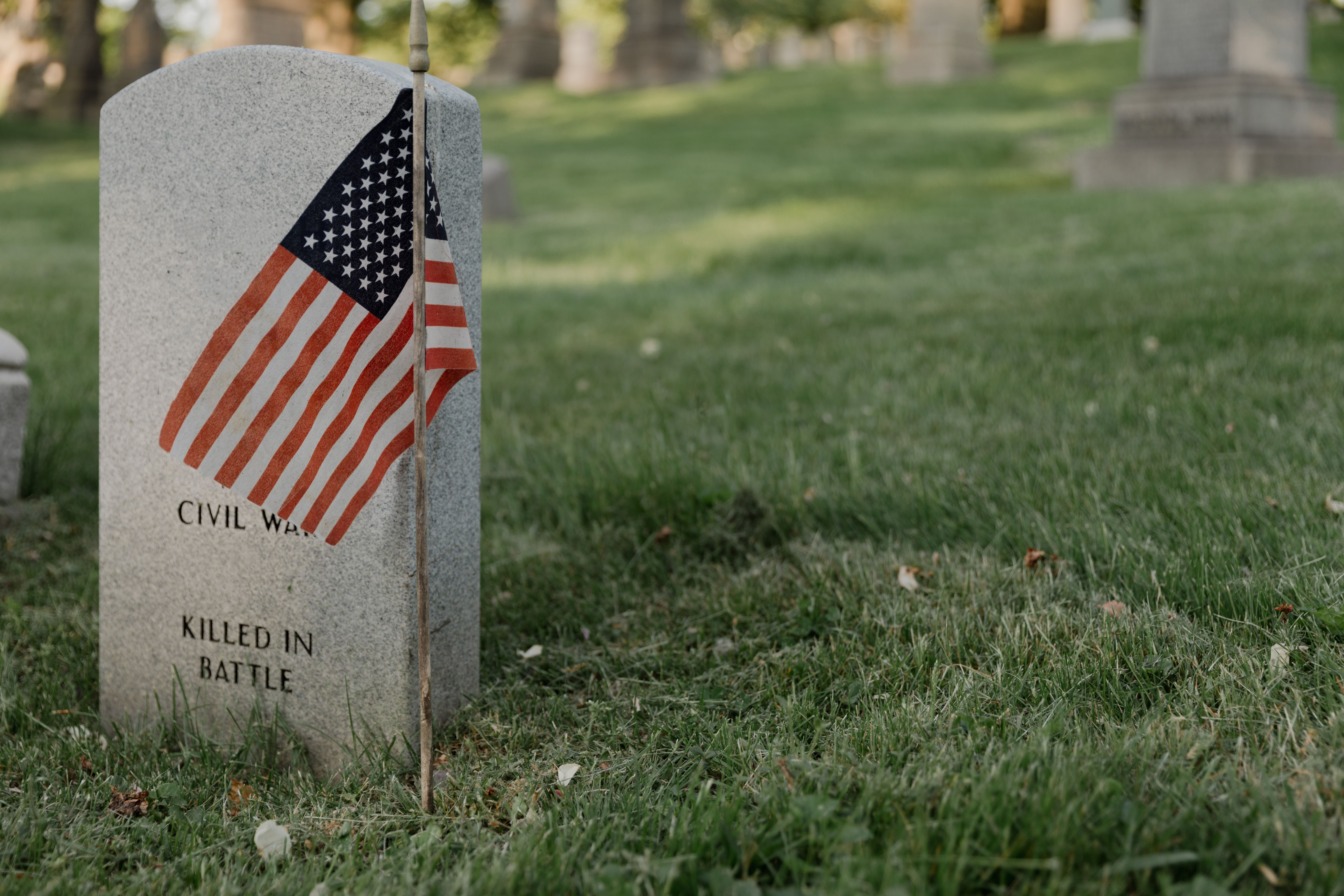 Close-Up Shot of a Gravestone · Free Stock Photo