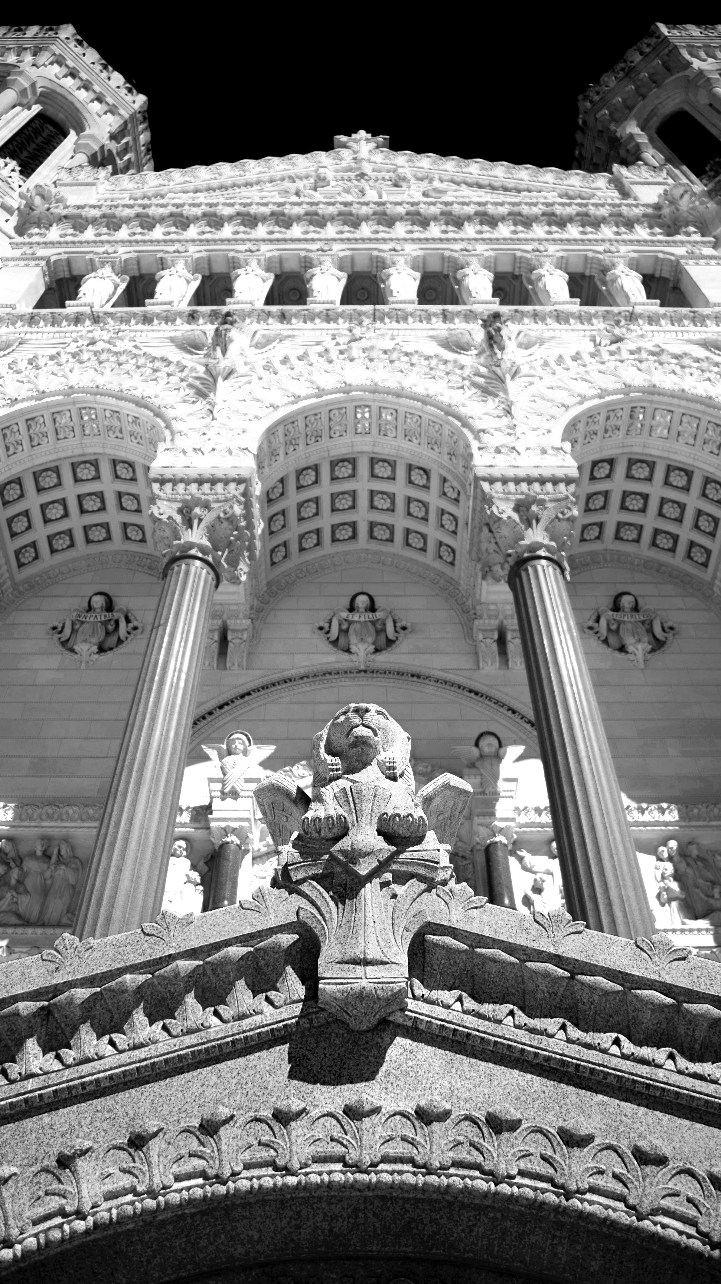 Grayscale Photo of a Lion Statue · Free Stock Photo