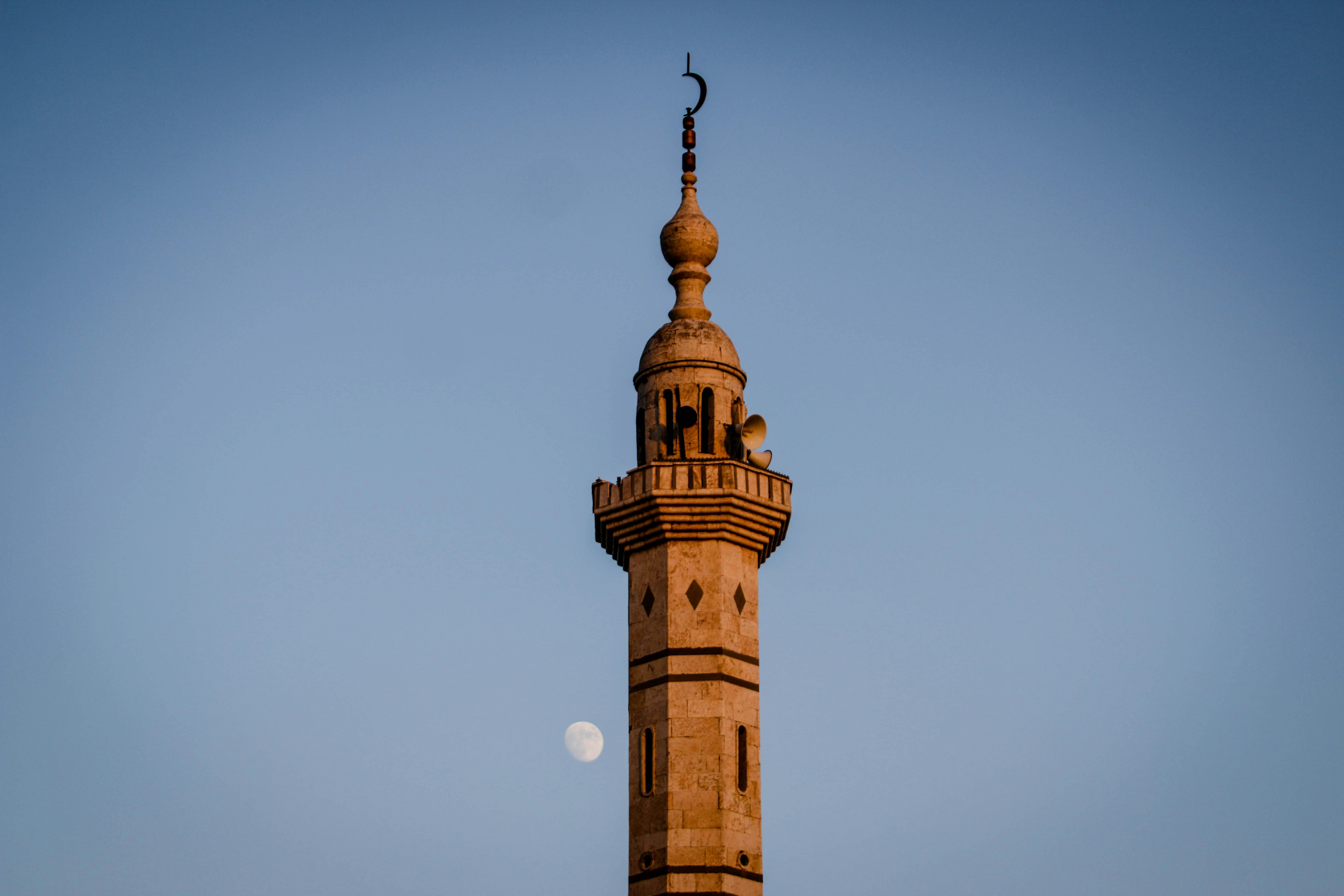 Moon and Clear Sky over Minaret · Free Stock Photo