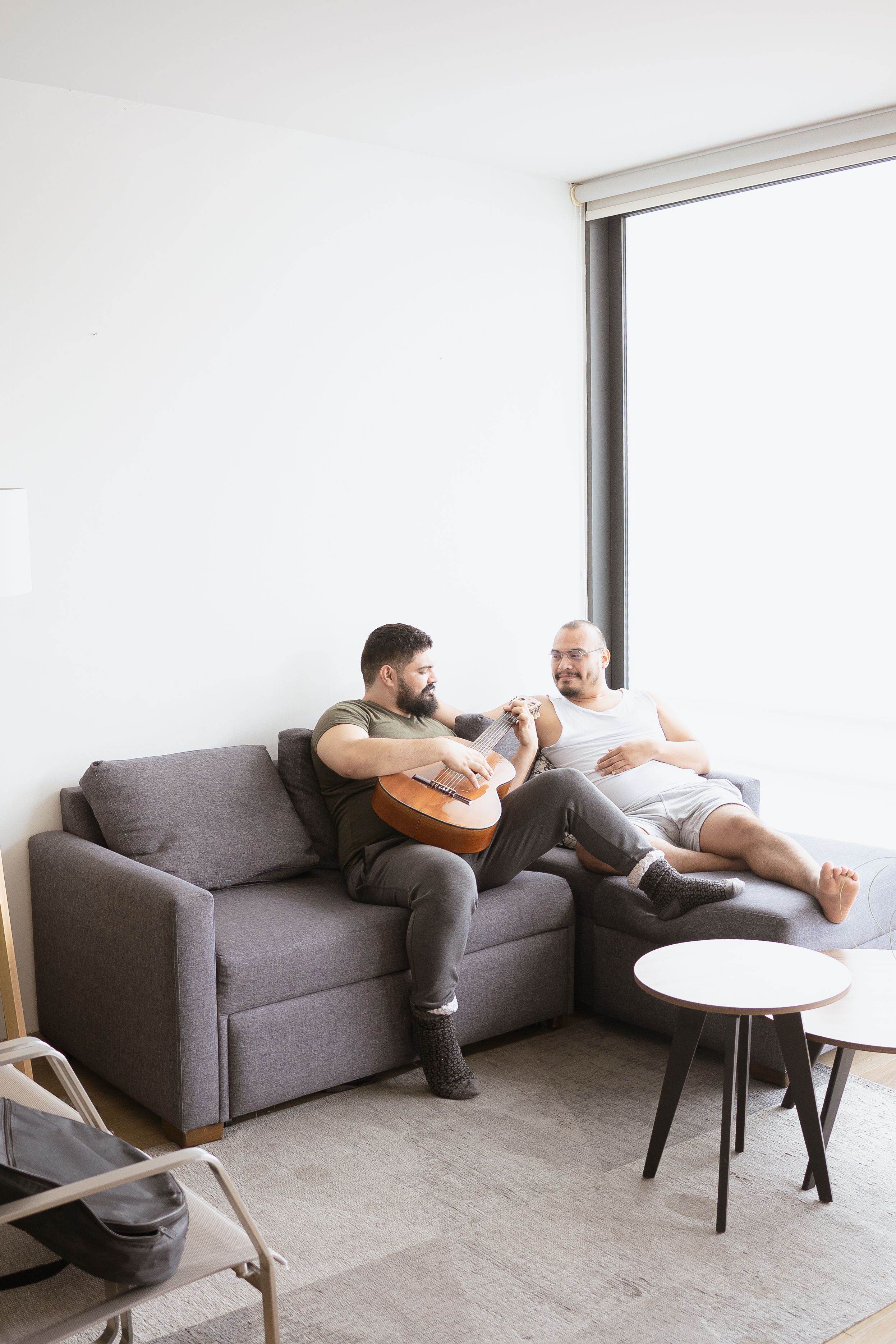 A Man Teaches the Woman About the Saxophone · Free Stock Photo