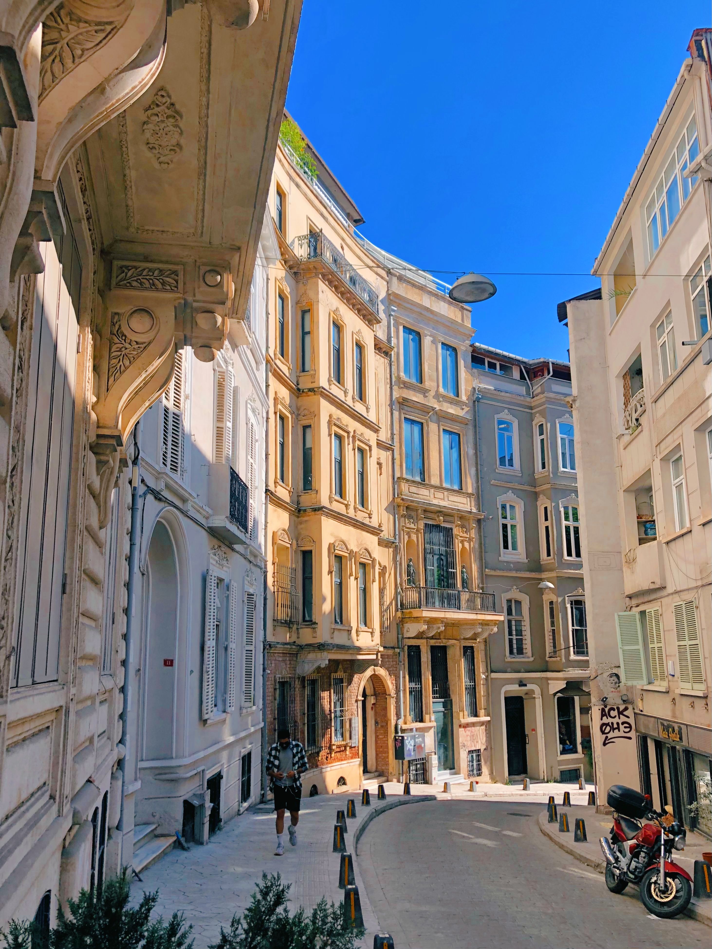 Old Building in a Triangular Land · Free Stock Photo