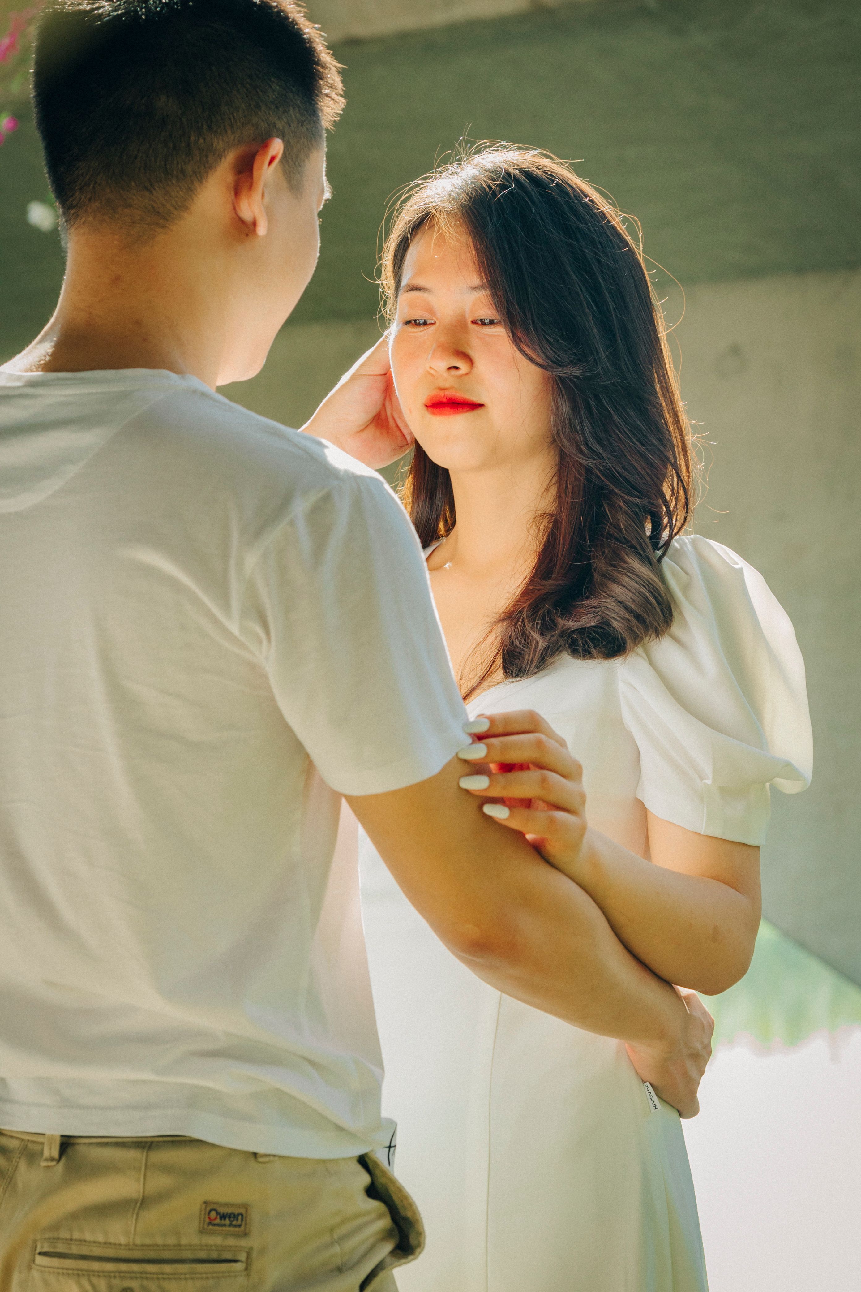 Man Picking Up a Woman in a Park · Free Stock Photo