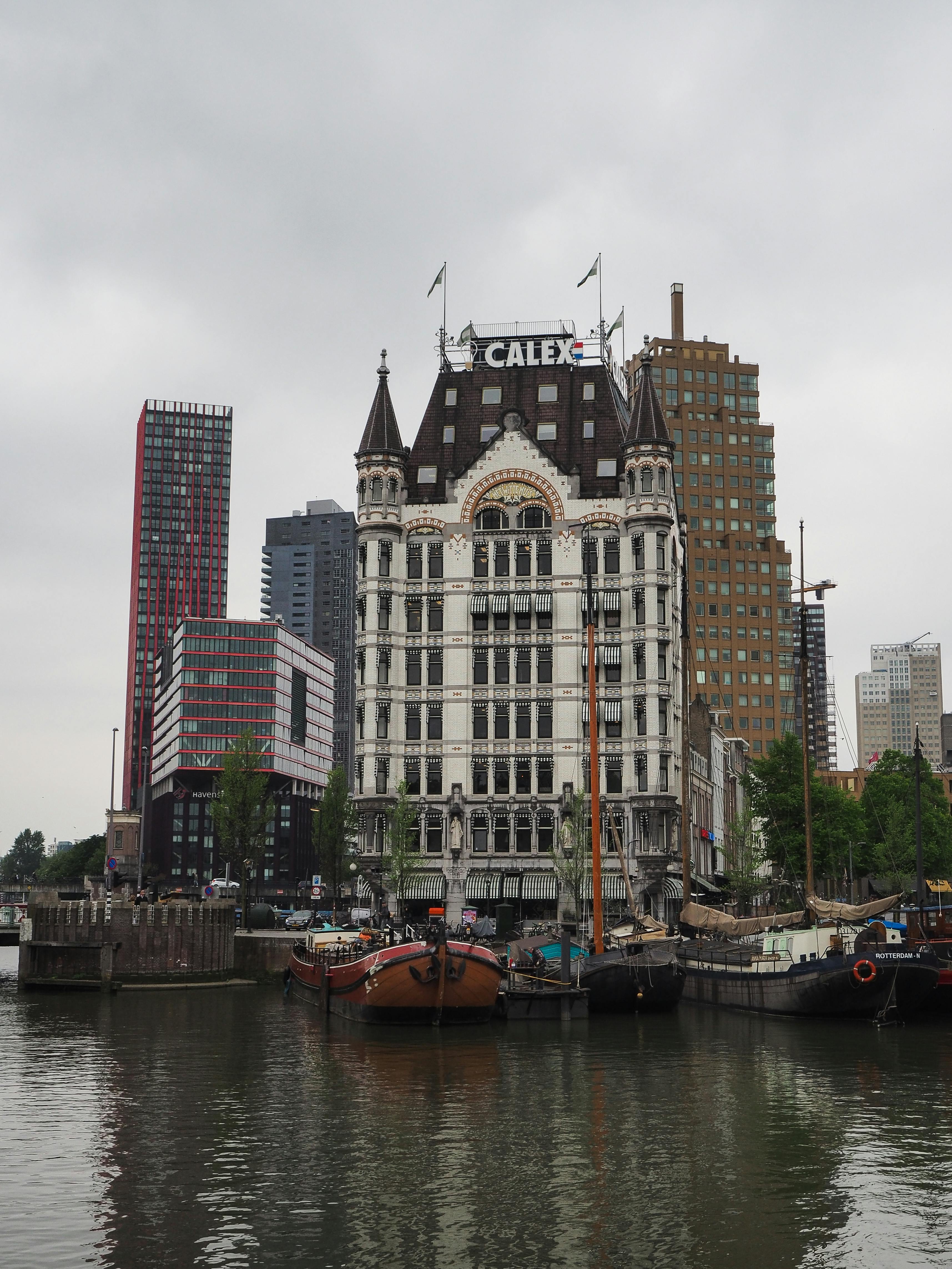 Calex Historic Building Near Harbor · Free Stock Photo