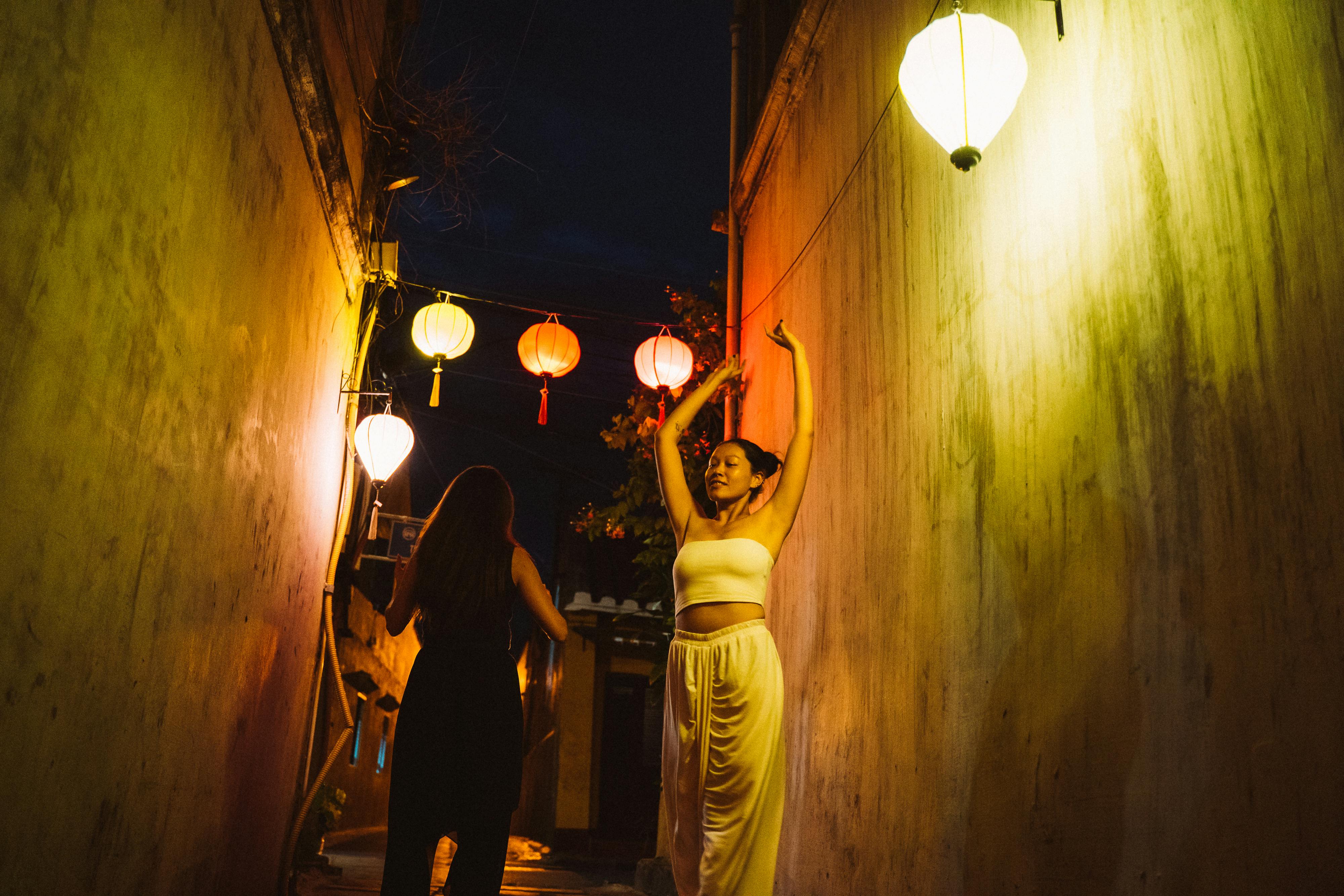 Dancing In Streetlight Photos, Download The BEST Free Dancing In ...