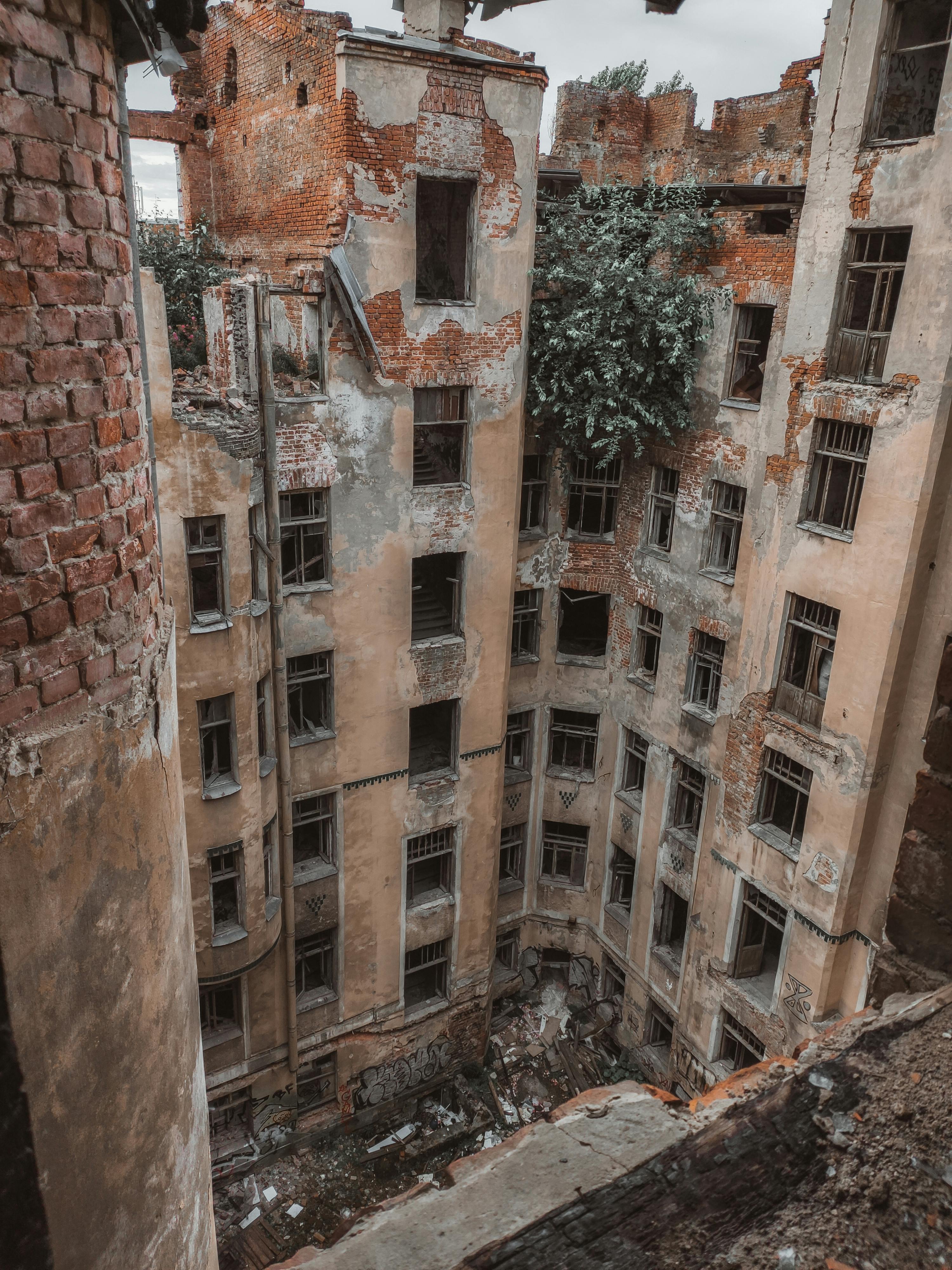 Dirty Abandoned Building · Free Stock Photo