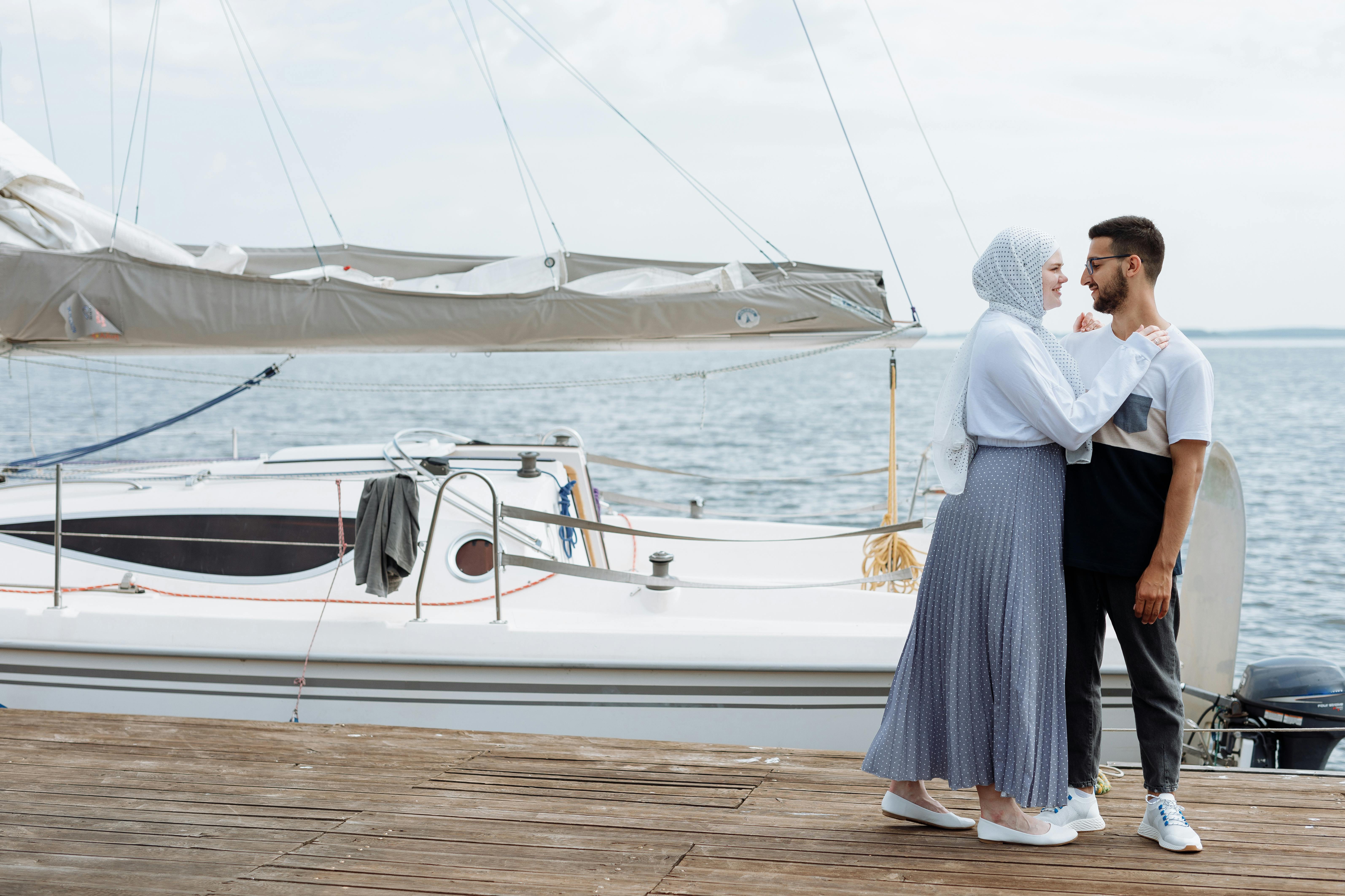 Boat Hug Like Titanic Photos, Download The BEST Free Boat Hug Like ...