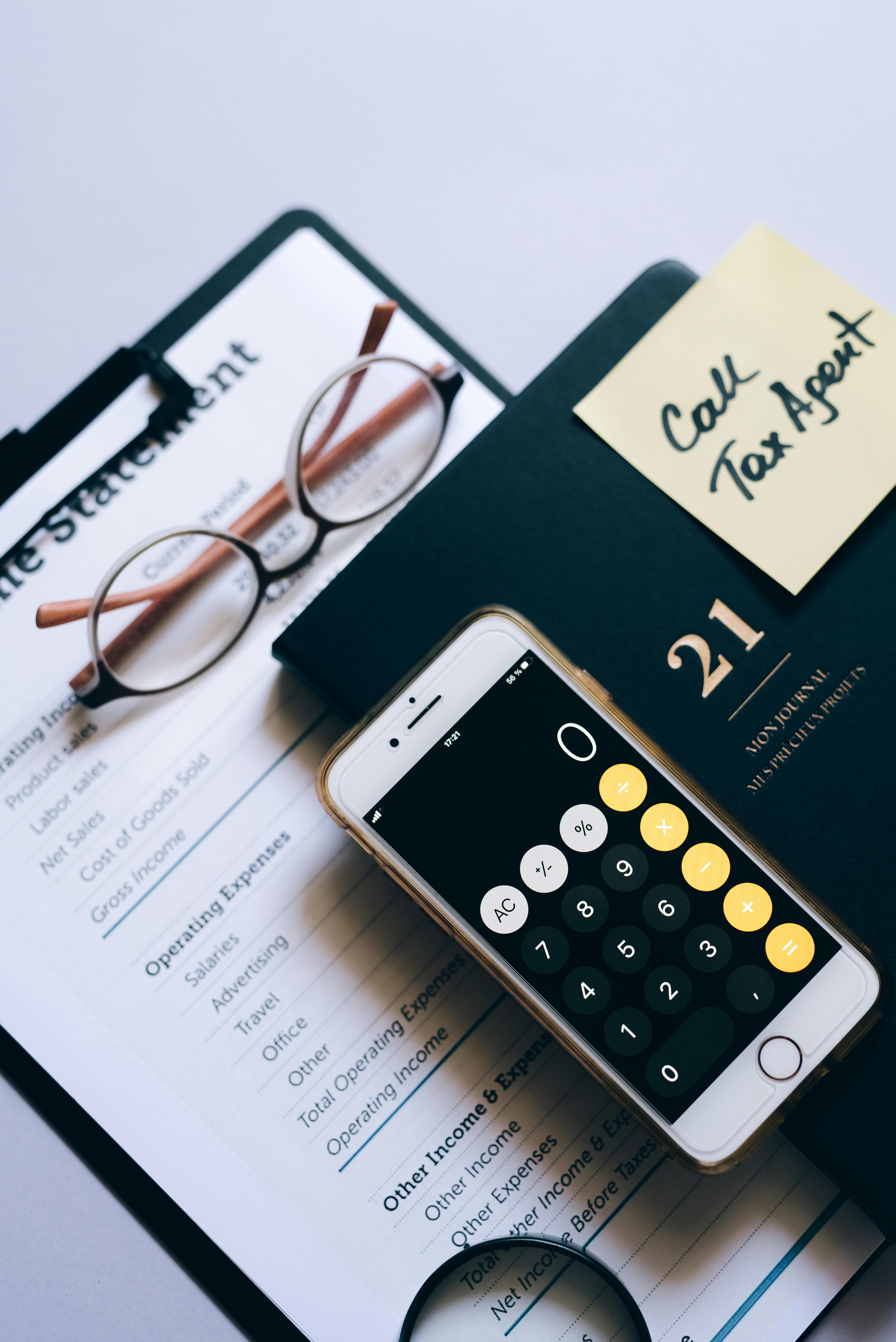 Sticky Note on a Clipboard with a Tax Form · Free Stock Photo