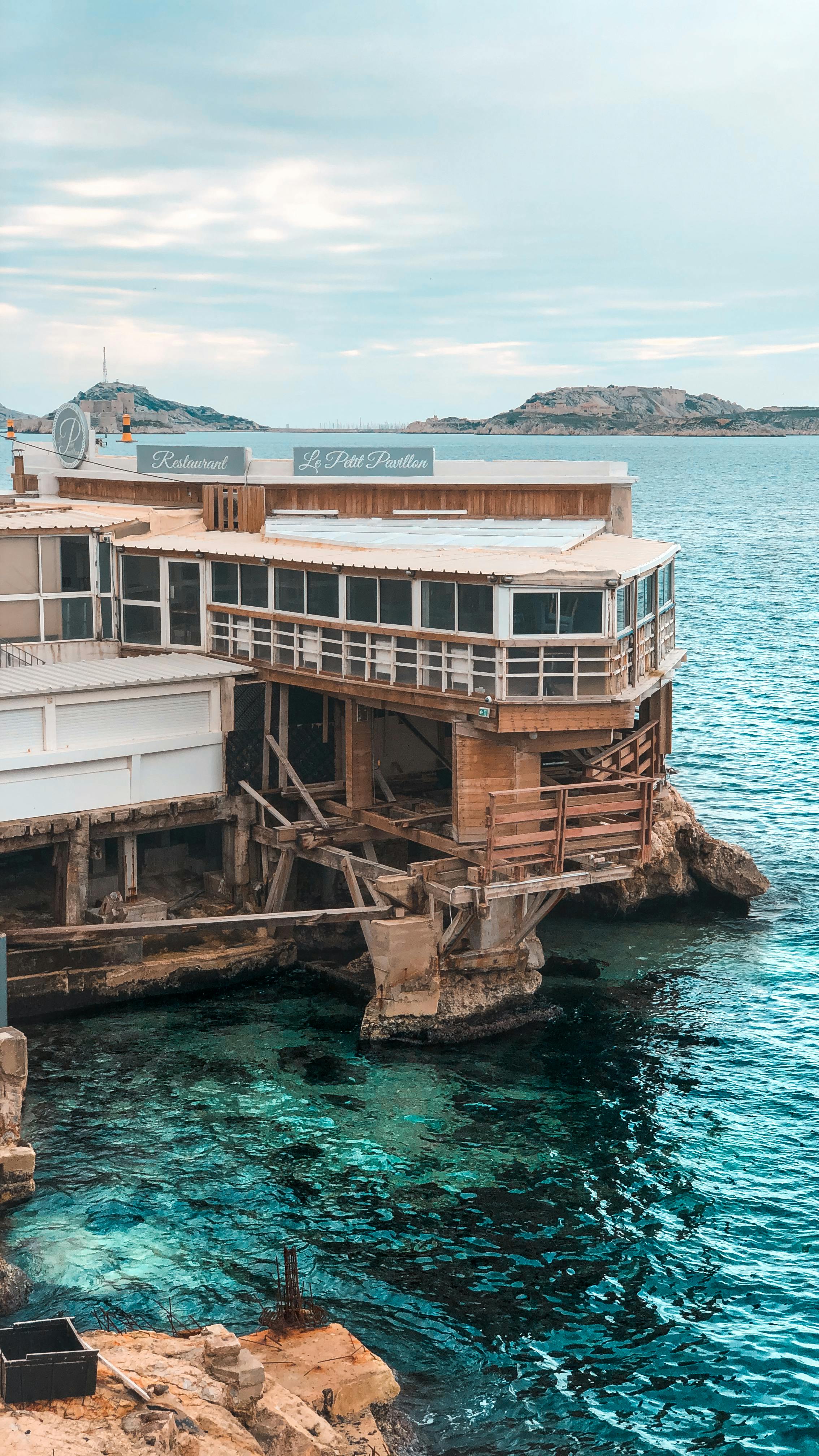 Sea and Building on Cliff · Free Stock Photo