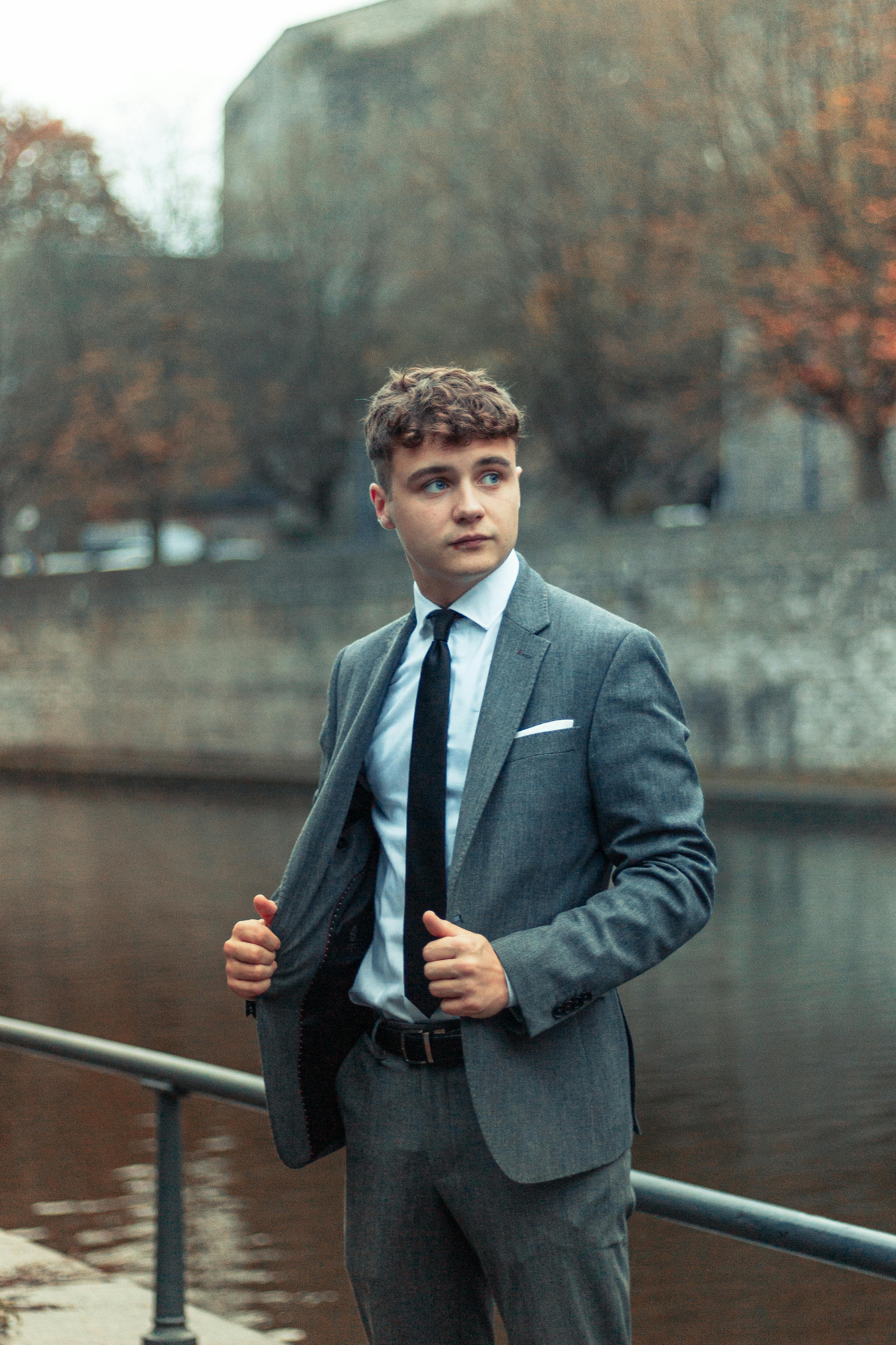 A Man Wearing a Suit Free Stock Photo