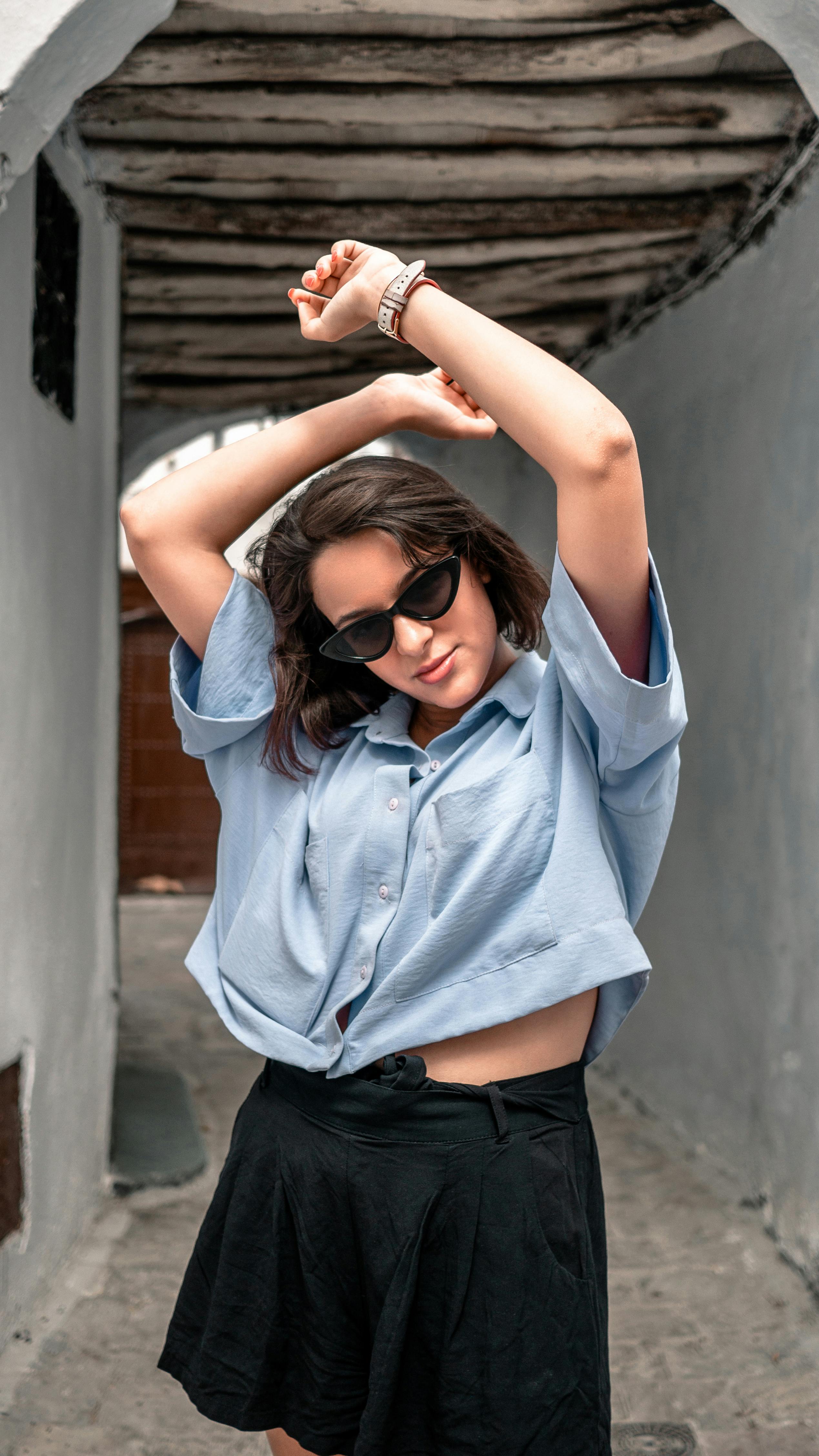 Una Mujer Levantando Los Brazos Y Posando · Foto de stock gratuita