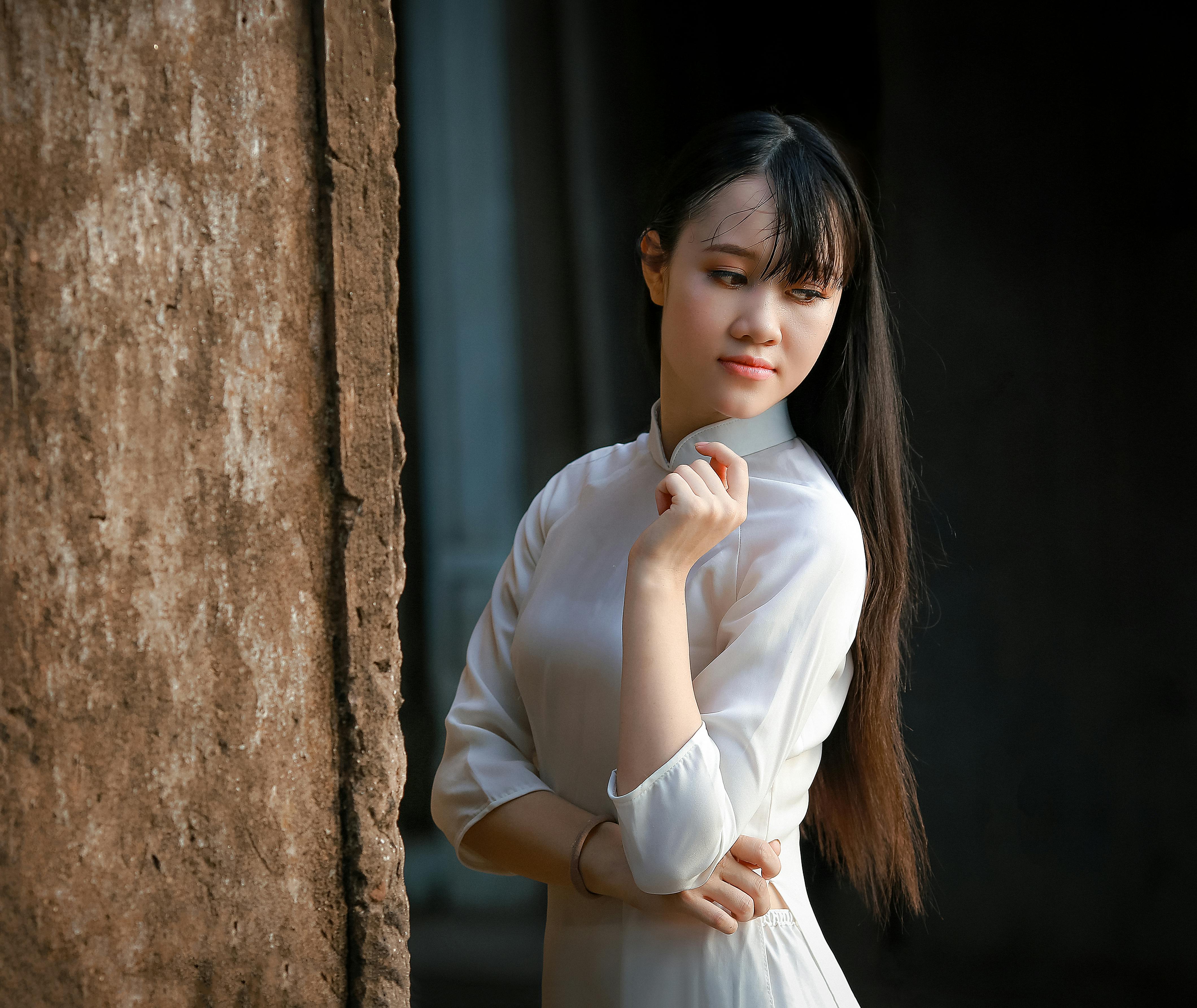 Women in White Long-sleeved Dress · Free Stock Photo