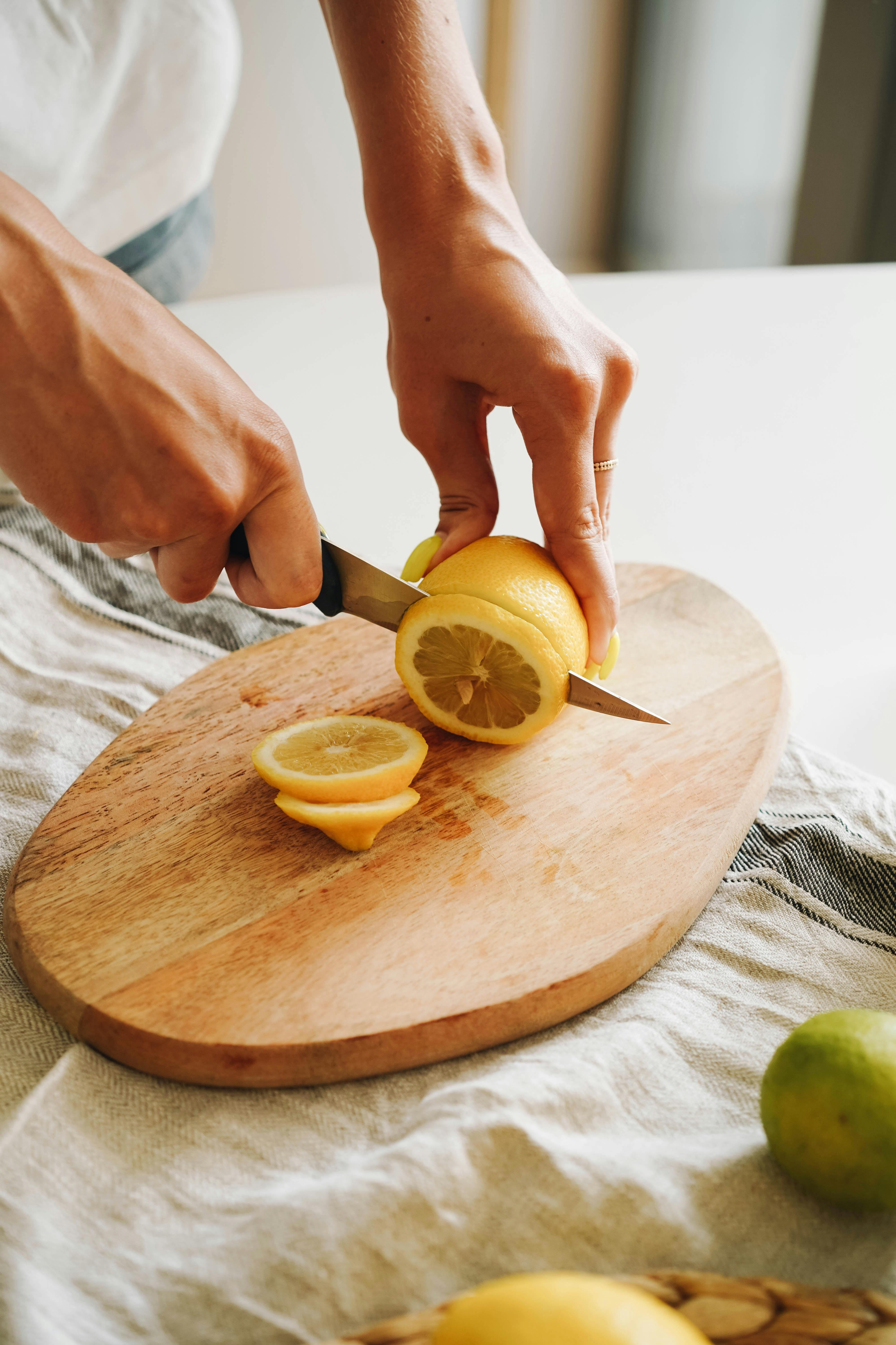 Close-Up Photo of Halved Lemons on a Plate · Free Stock Photo