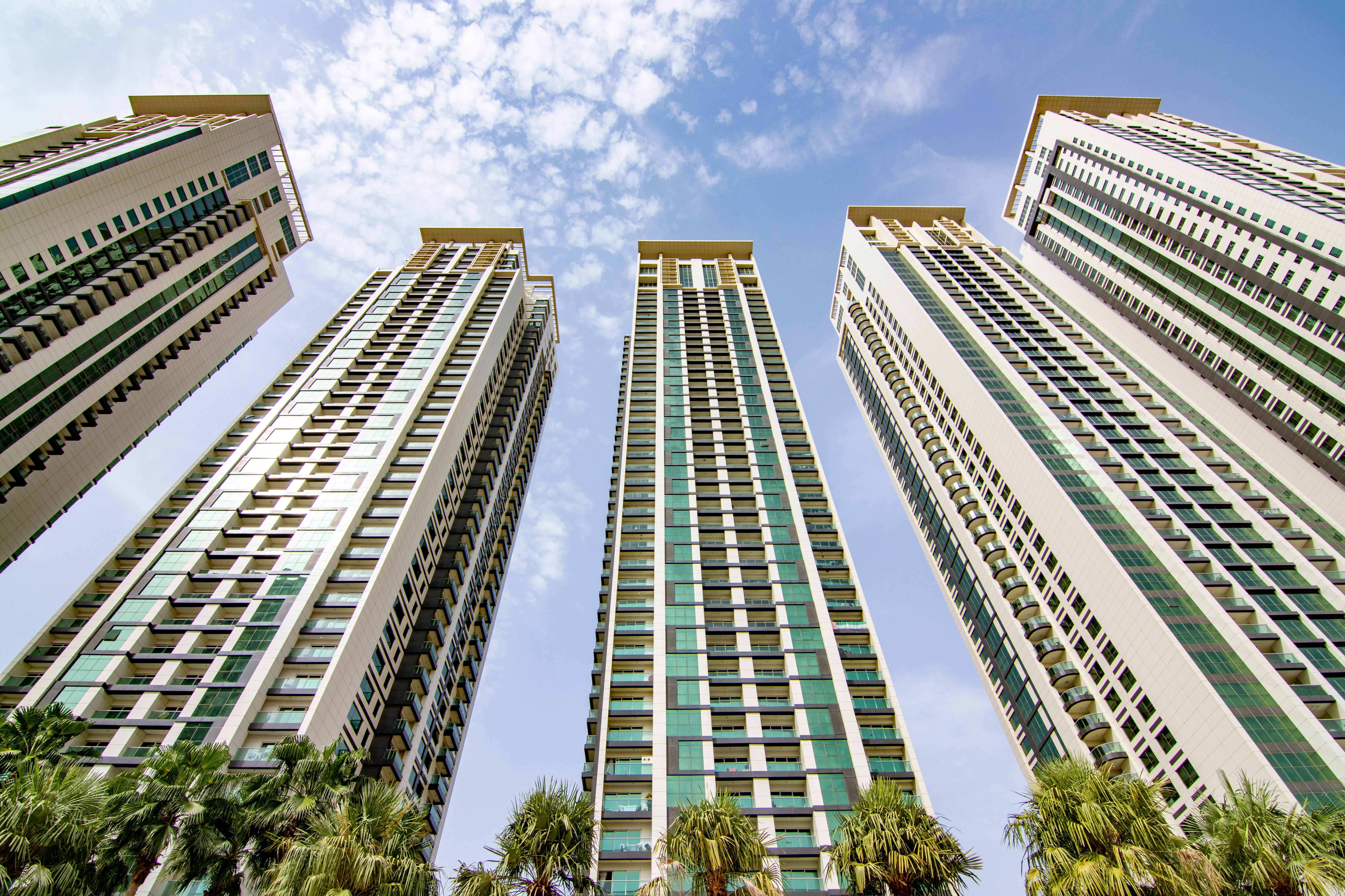 Foto profissional gratuita de abu dhabi, ângulo baixo, apartamentos de ...