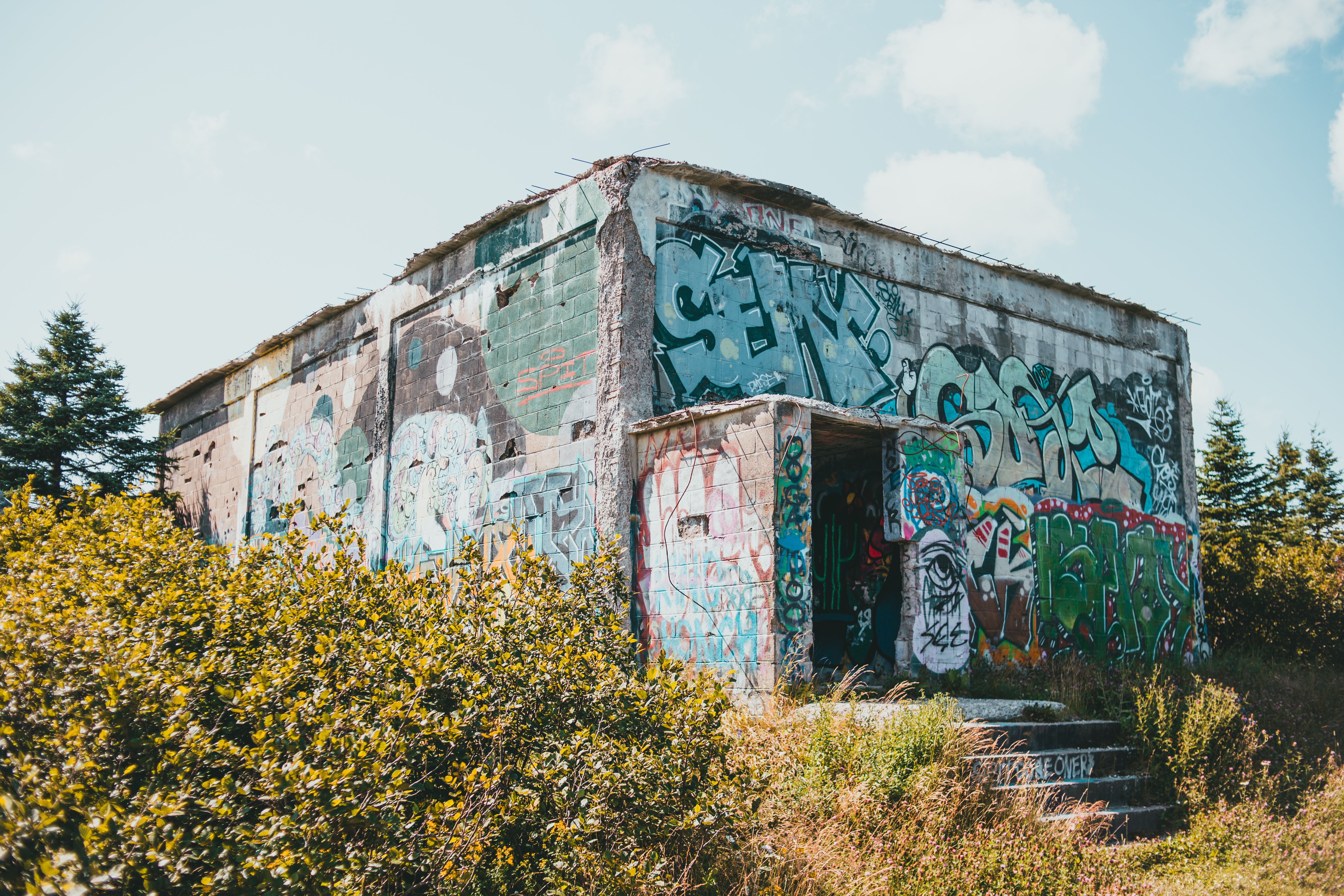 Old Building with Graffiti on the Wall · Free Stock Photo