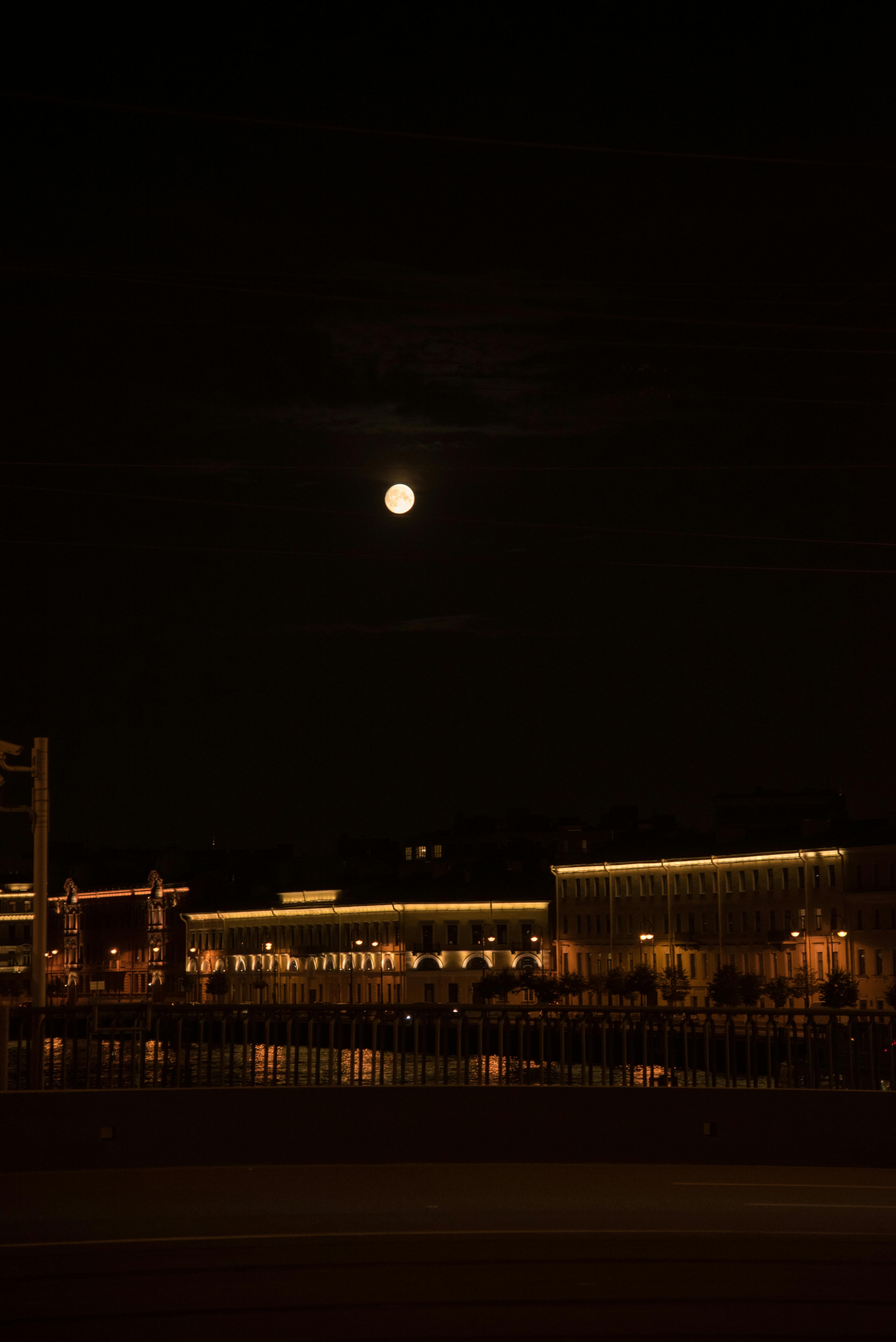 Full Moon Buildings in City · Free Stock Photo