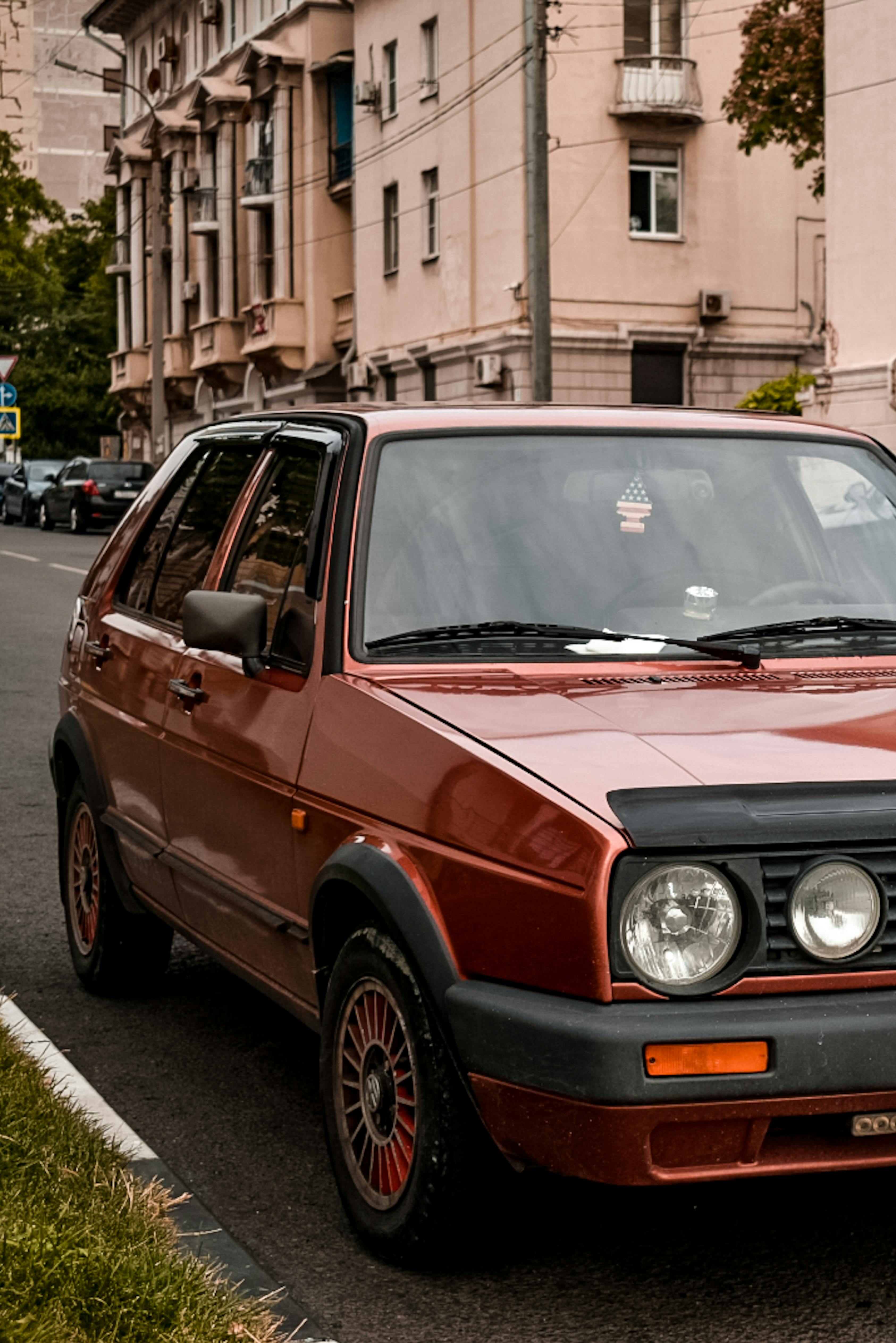 Maruti 800 Car near Trees and Water · Free Stock Photo