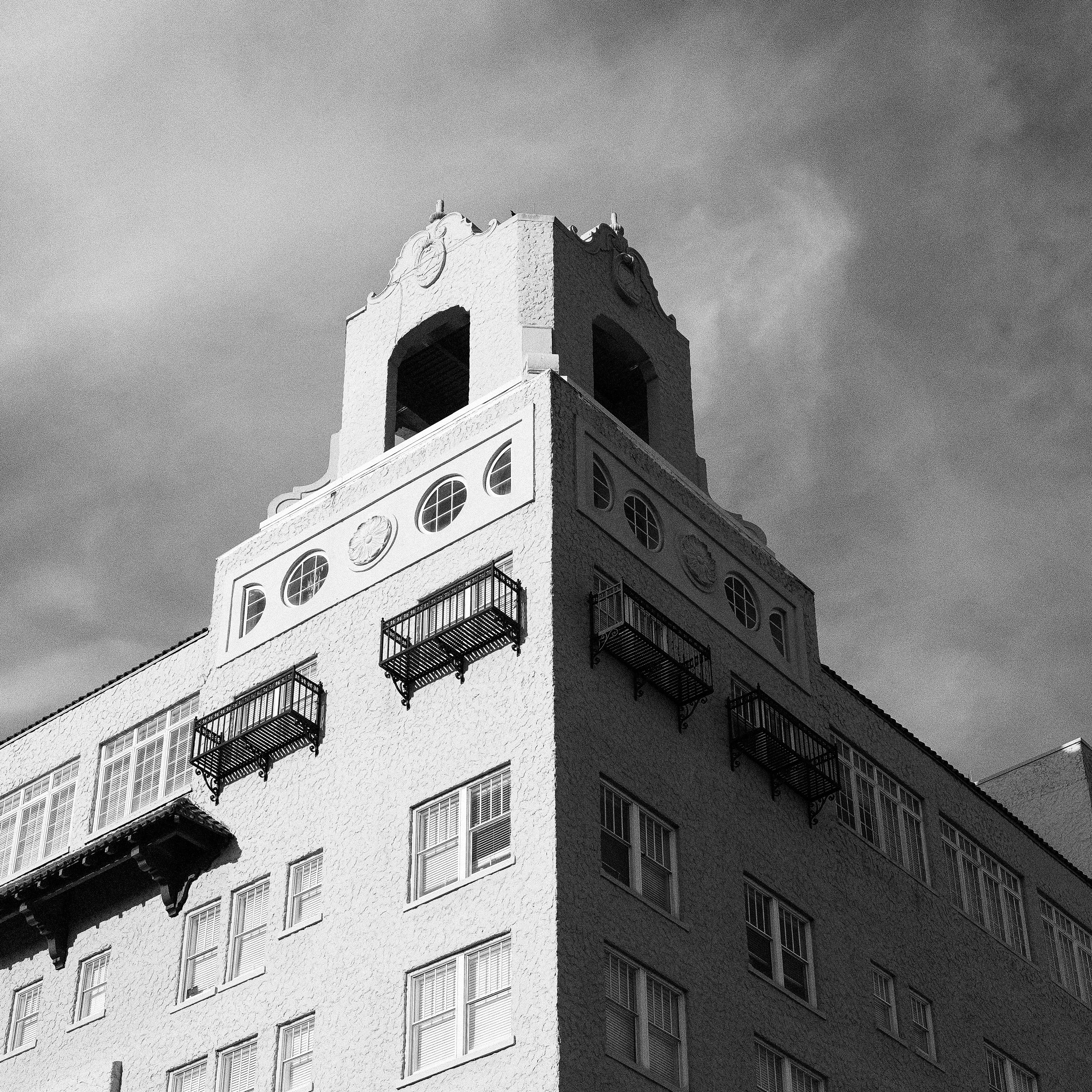 White and Black Alpine Hose Building · Free Stock Photo