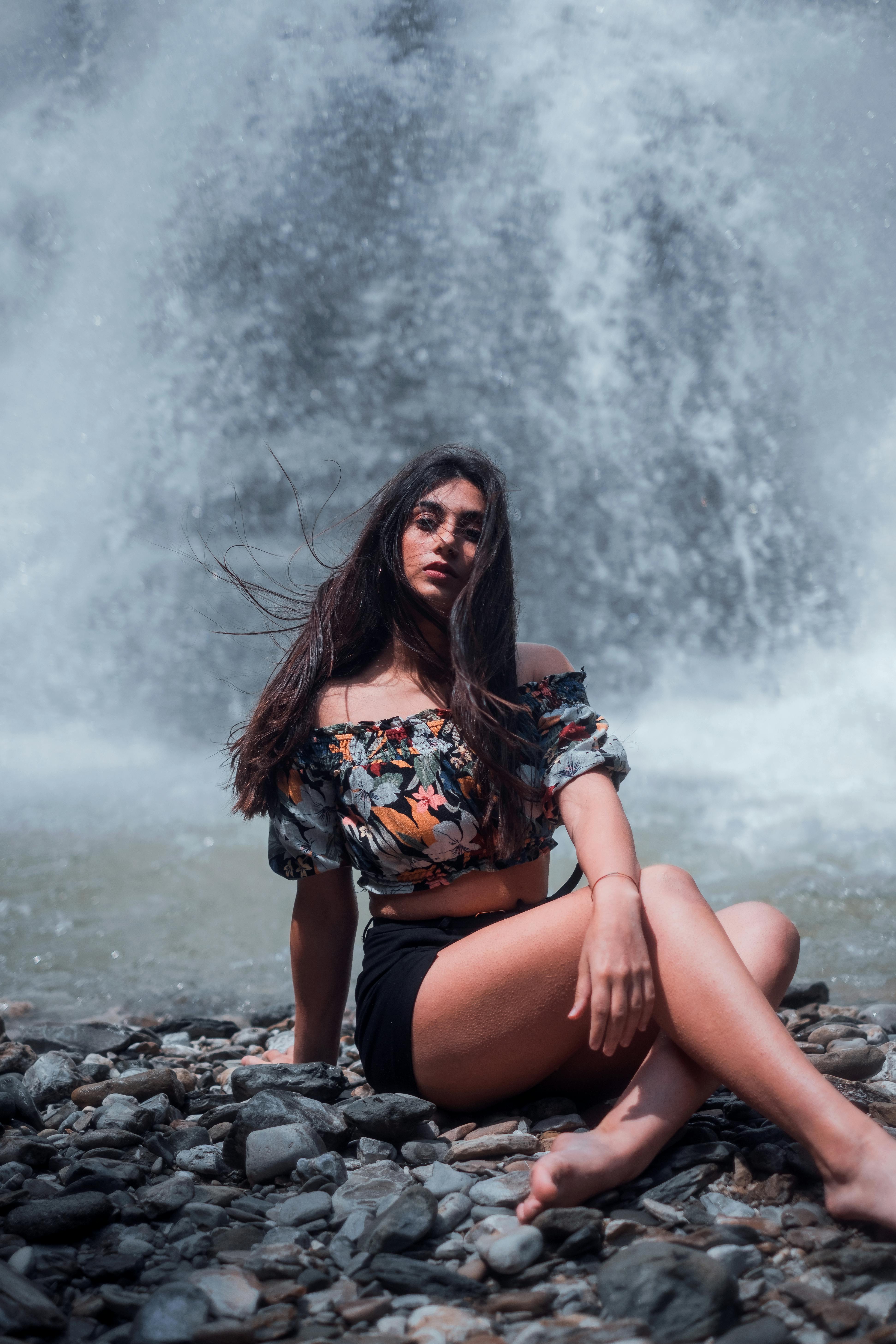 Foto de stock gratuita sobre cascada, morena, mujer, pelo largo ...