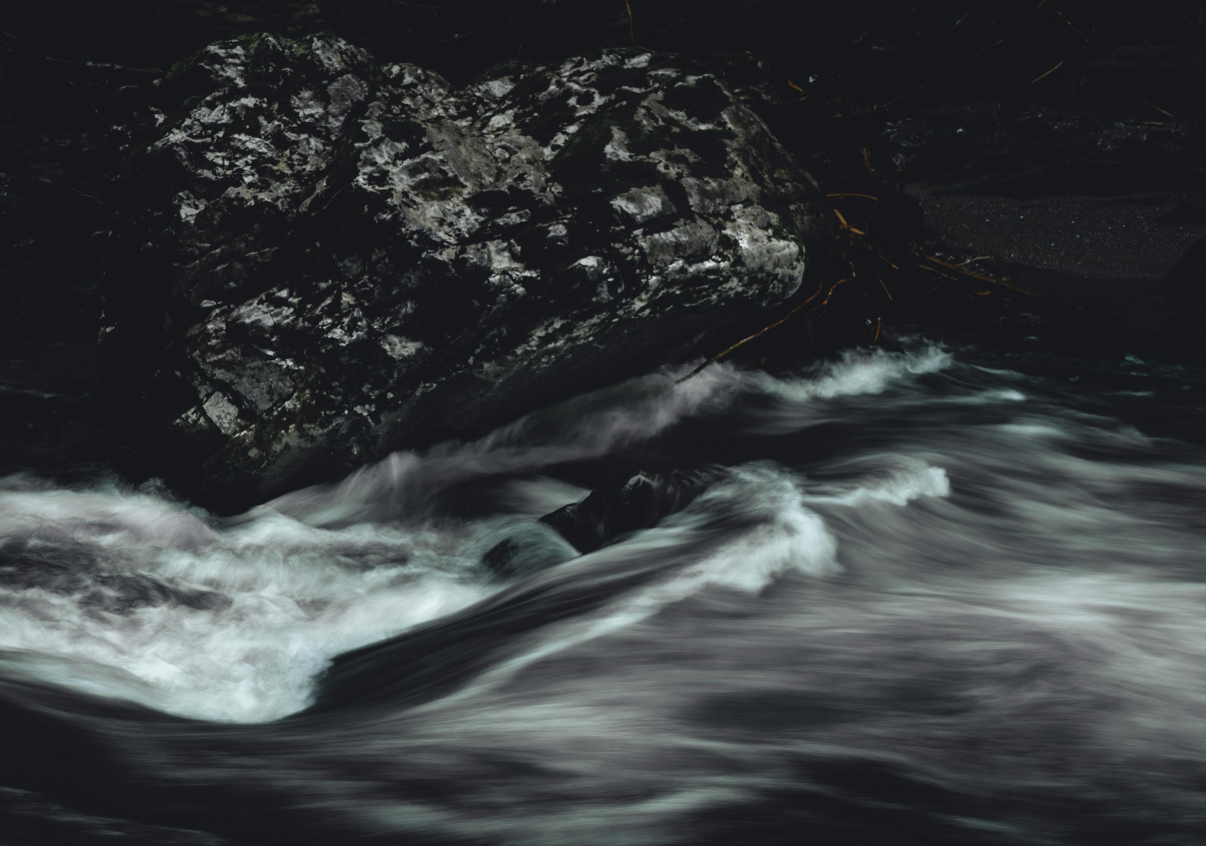 Flowing Water in a Body of Water · Free Stock Photo