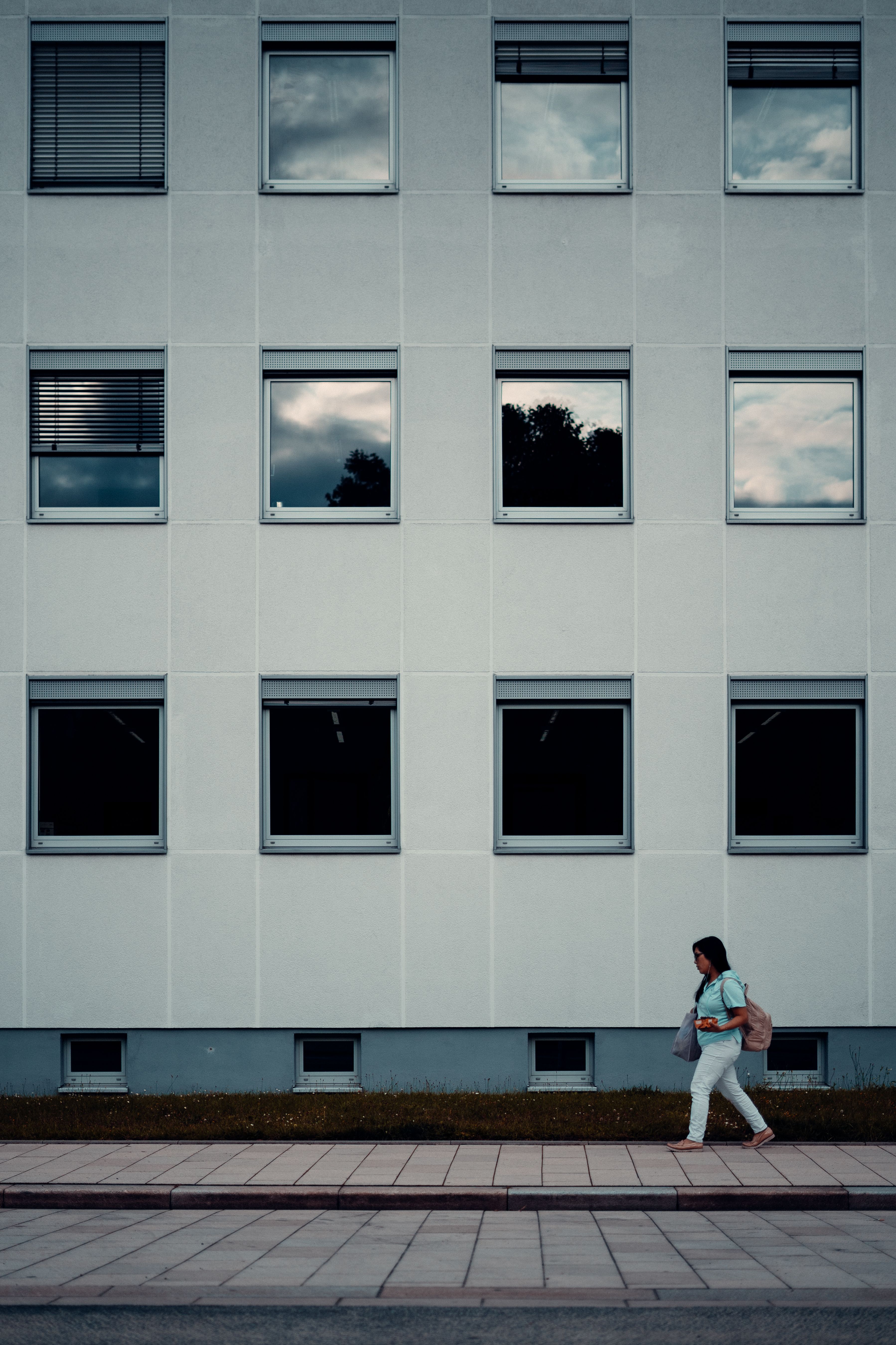 People … Mostly From Behind 34 Photos & Videos Collected by Volker Thimm