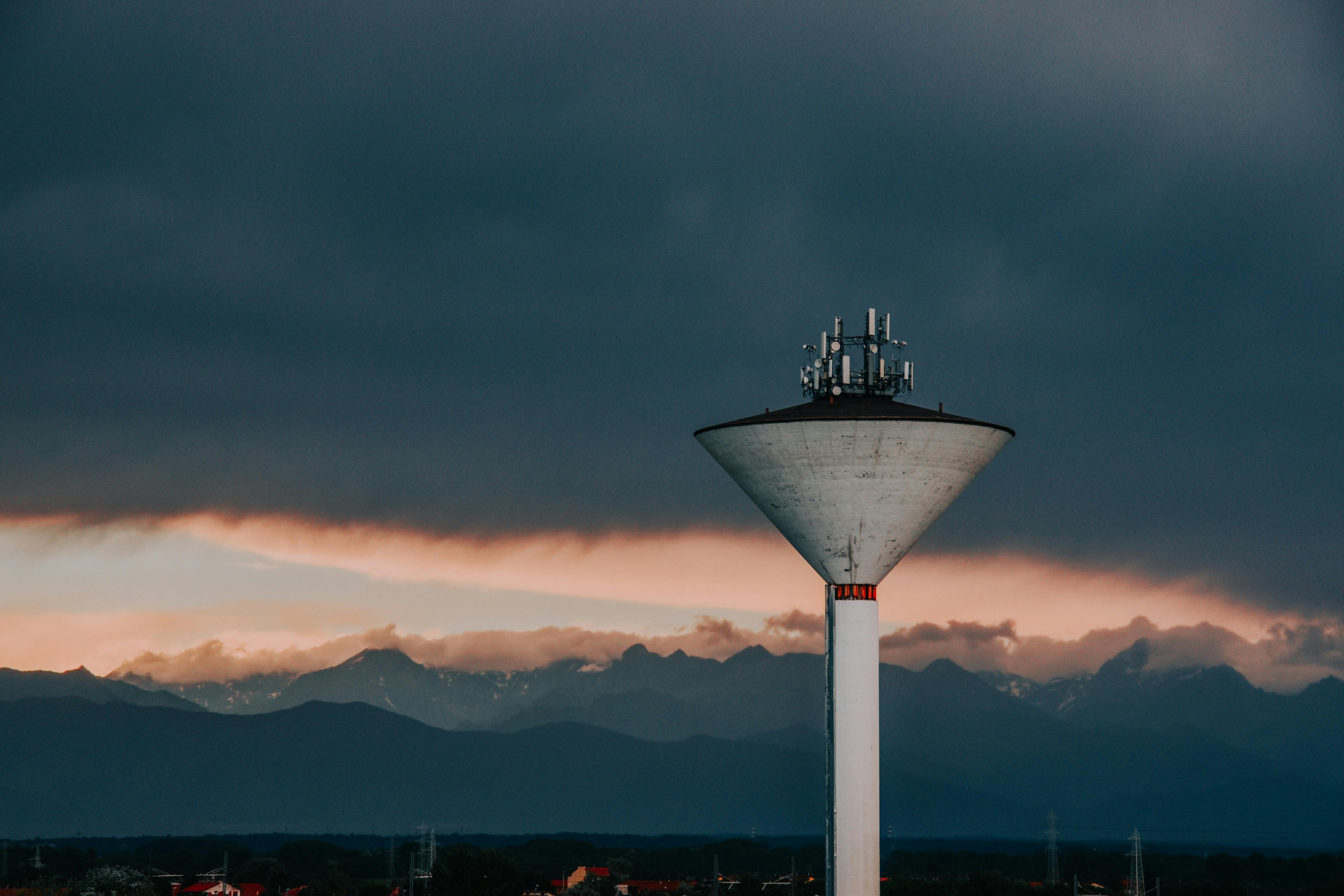 View of a Tower at Sunset · Free Stock Photo