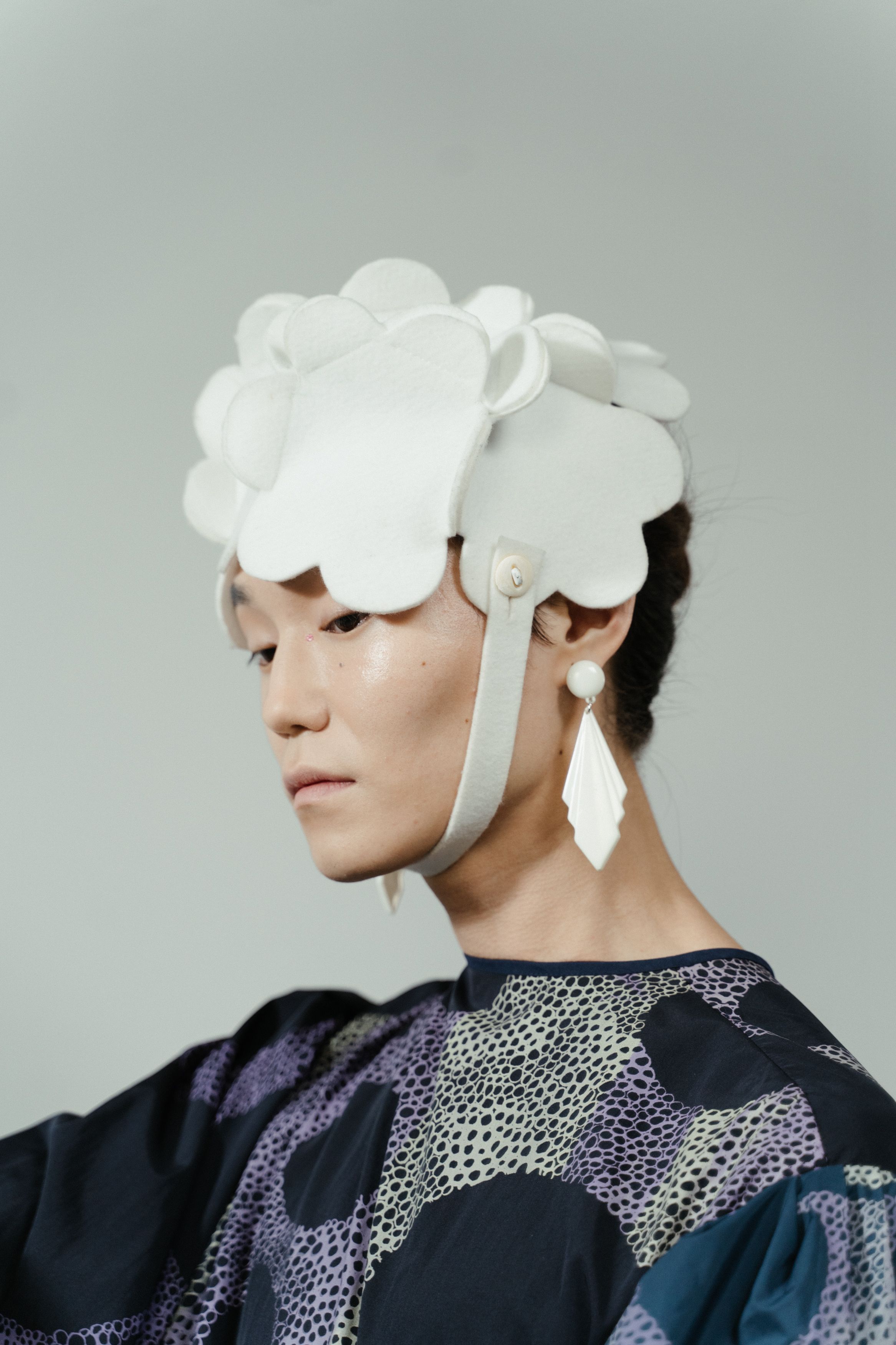 A Man Wearing a White Headdress · Free Stock Photo