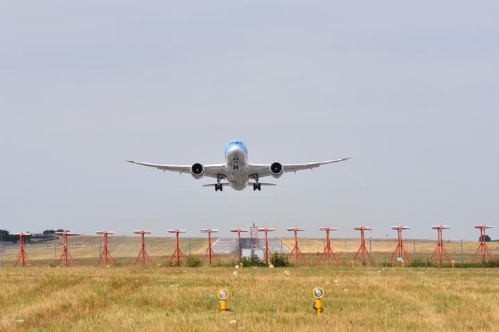 Emirates Stock Code Analysis: Price Trends & Competitors