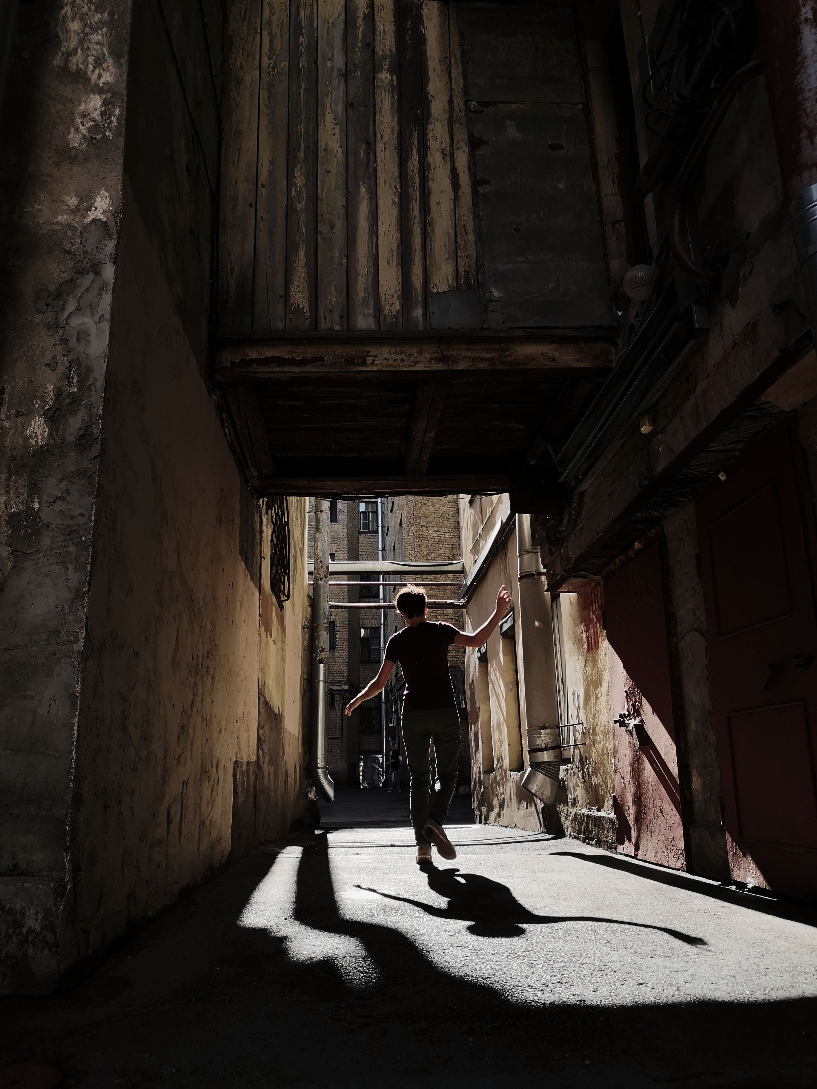 Woman in Alleyway · Free Stock Photo