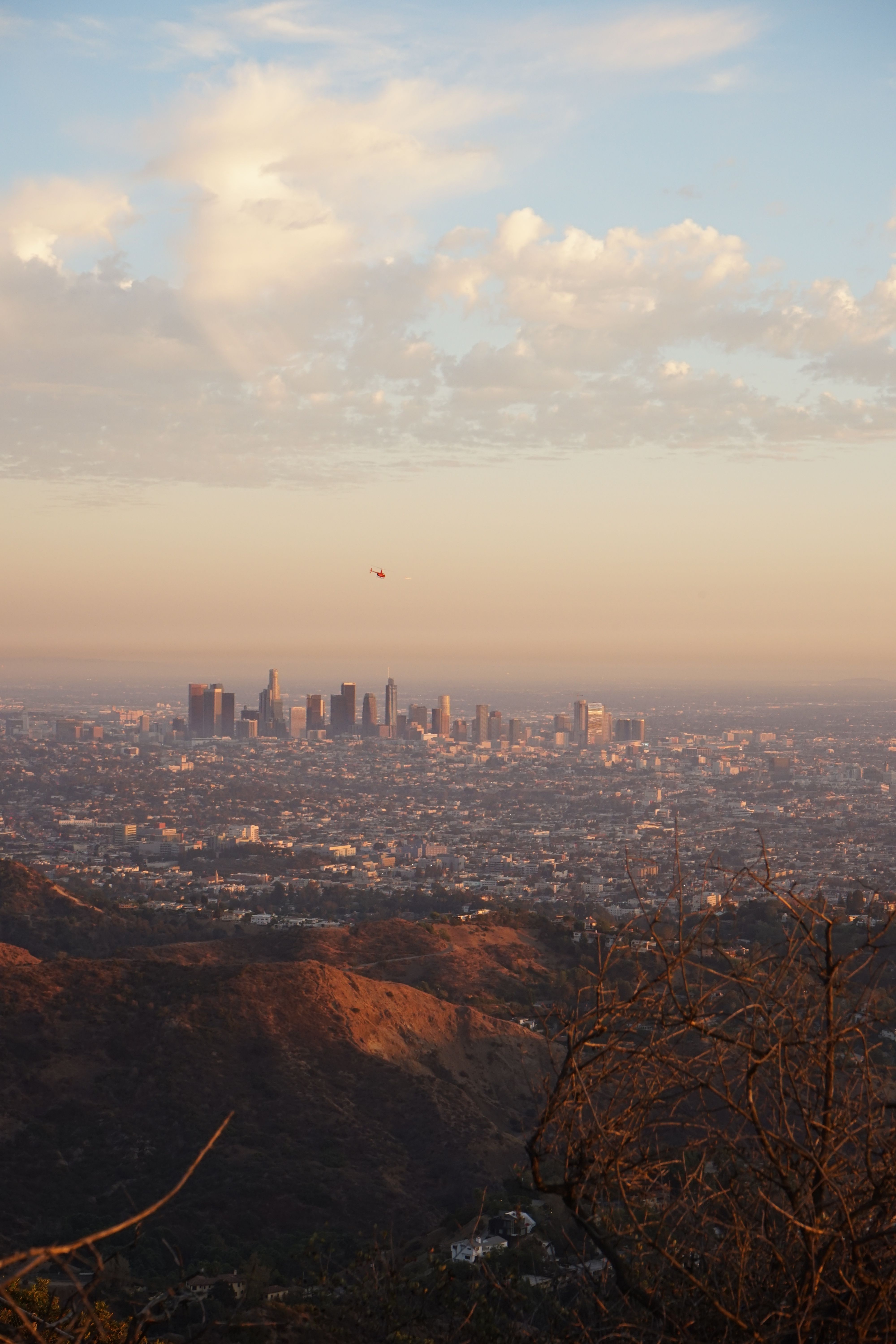 Scenic Los Angeles Skyline with Group Hiking · Free Stock Photo