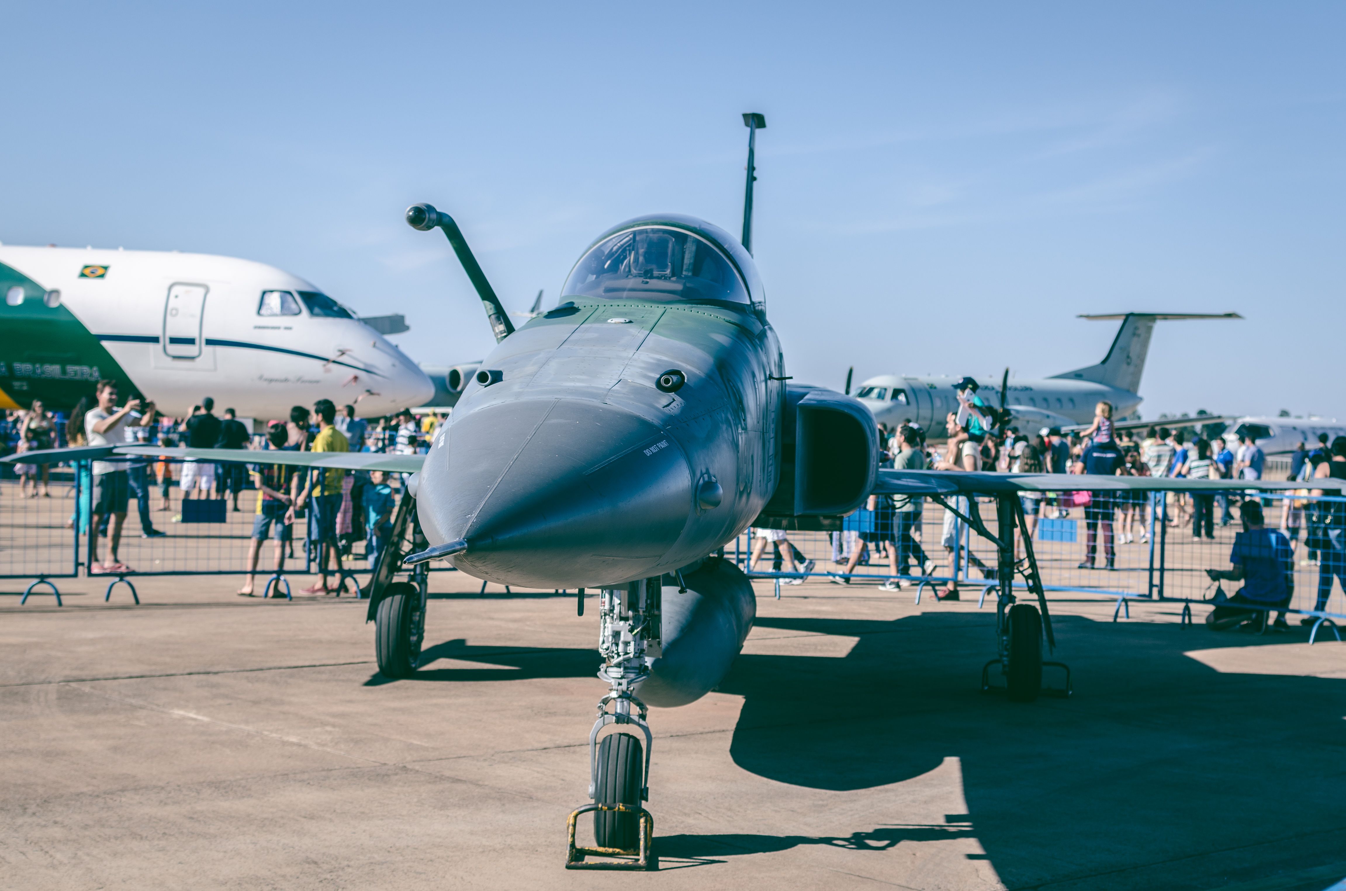 Gray Fighter Jet on Airstrip · Free Stock Photo