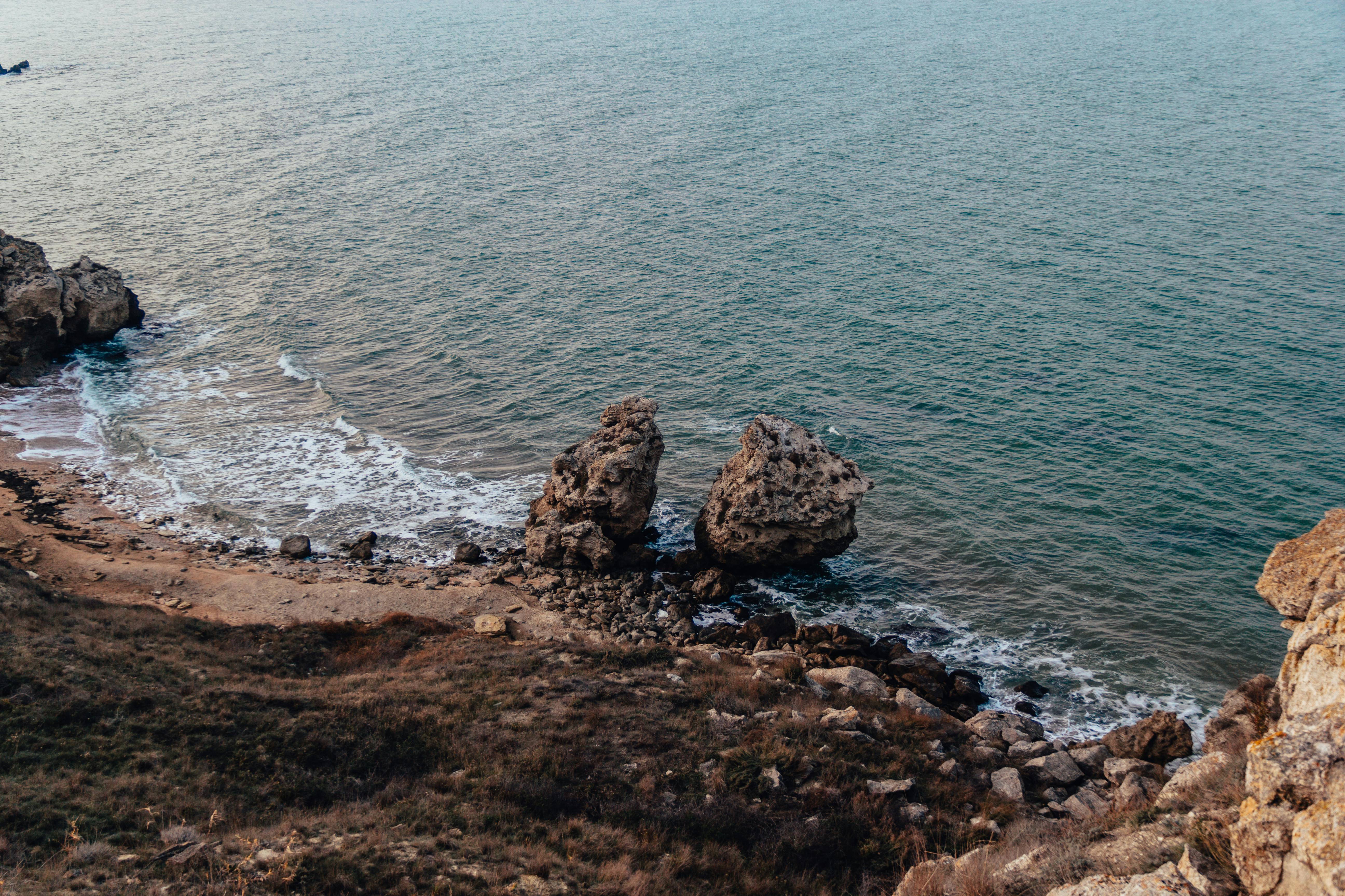 Rock Formations on the Beach · Free Stock Photo
