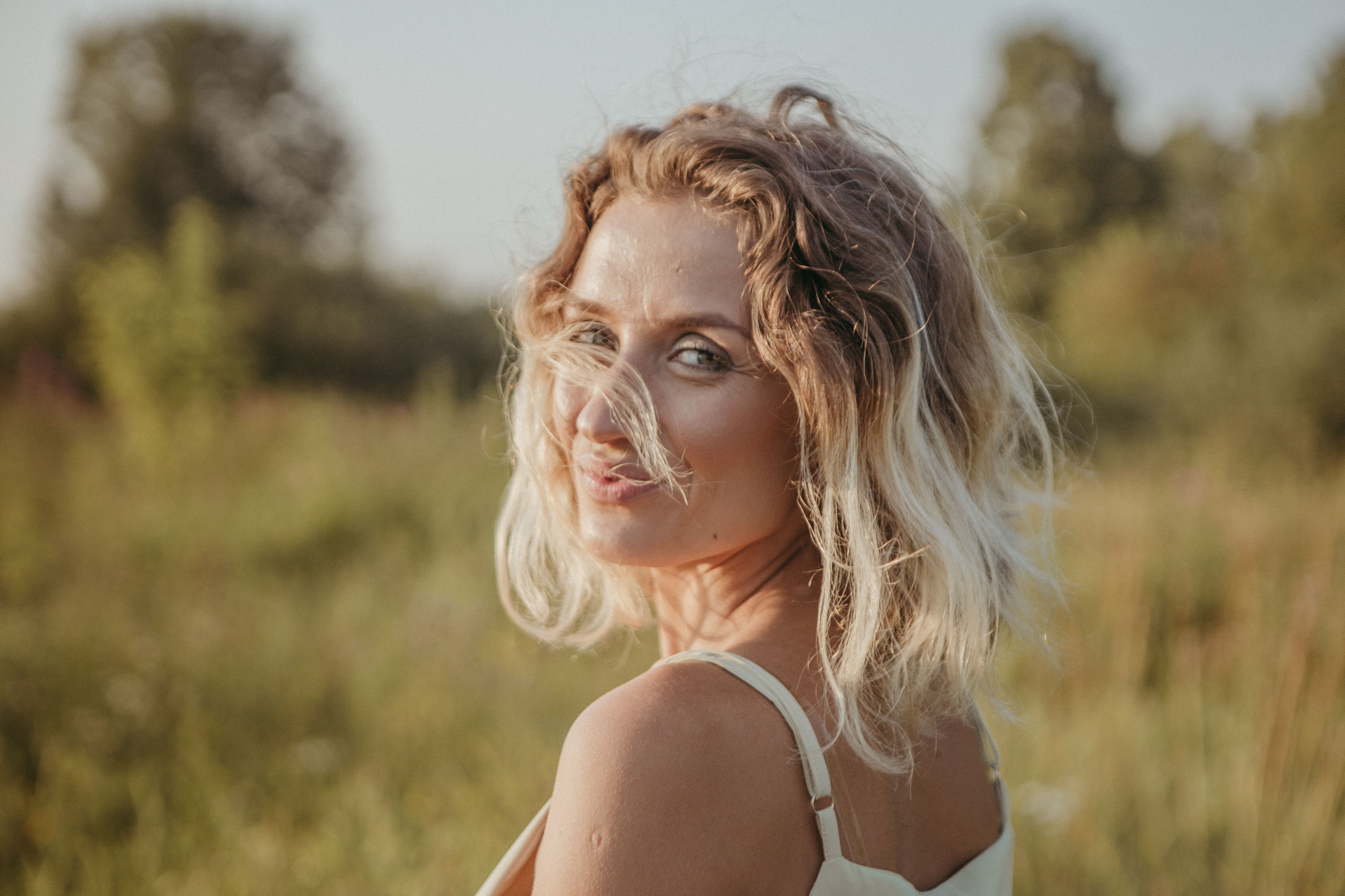 Beautiful Woman Looking Over Shoulder · Free Stock Photo