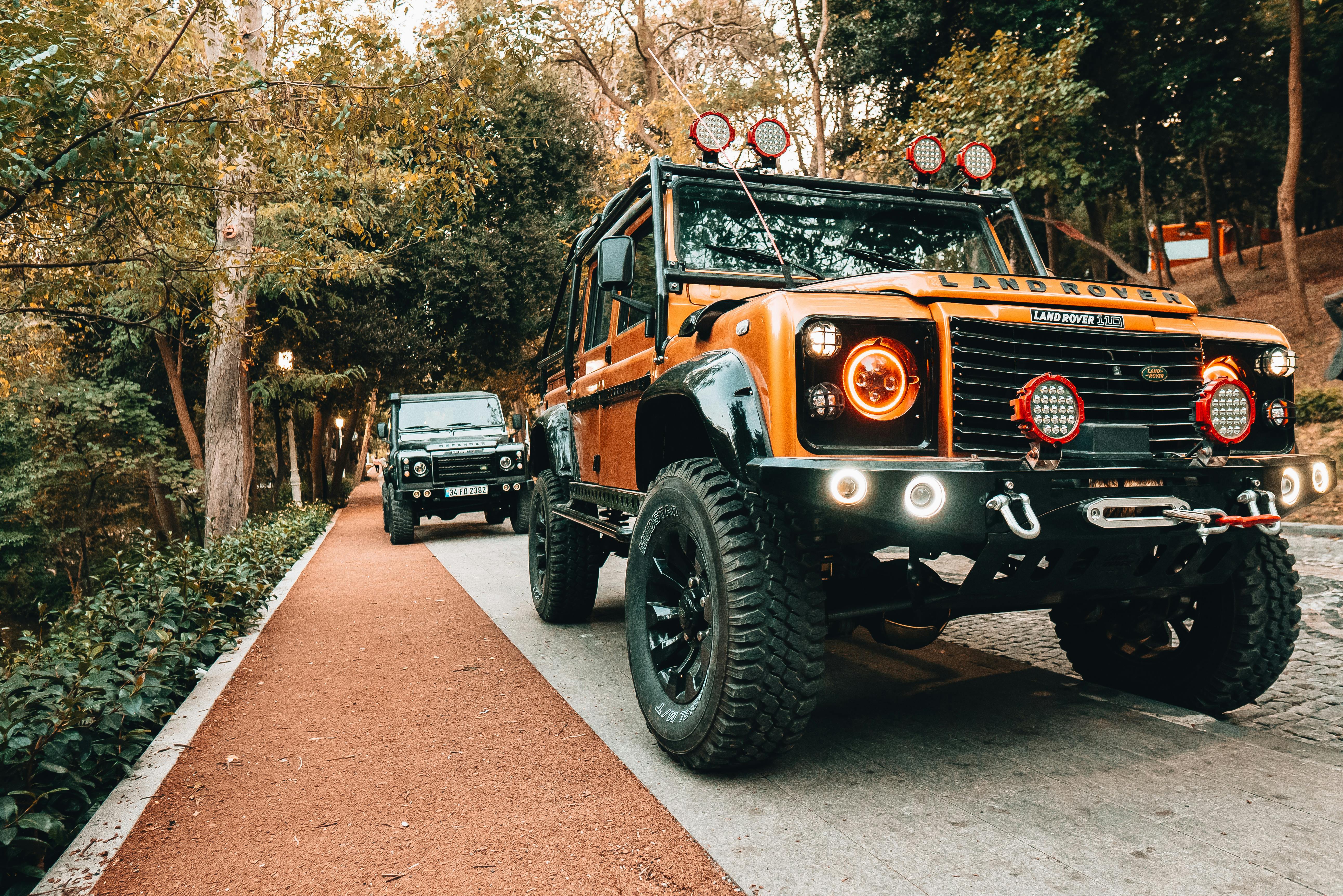 Red Land Rover Range Rover · Free Stock Photo