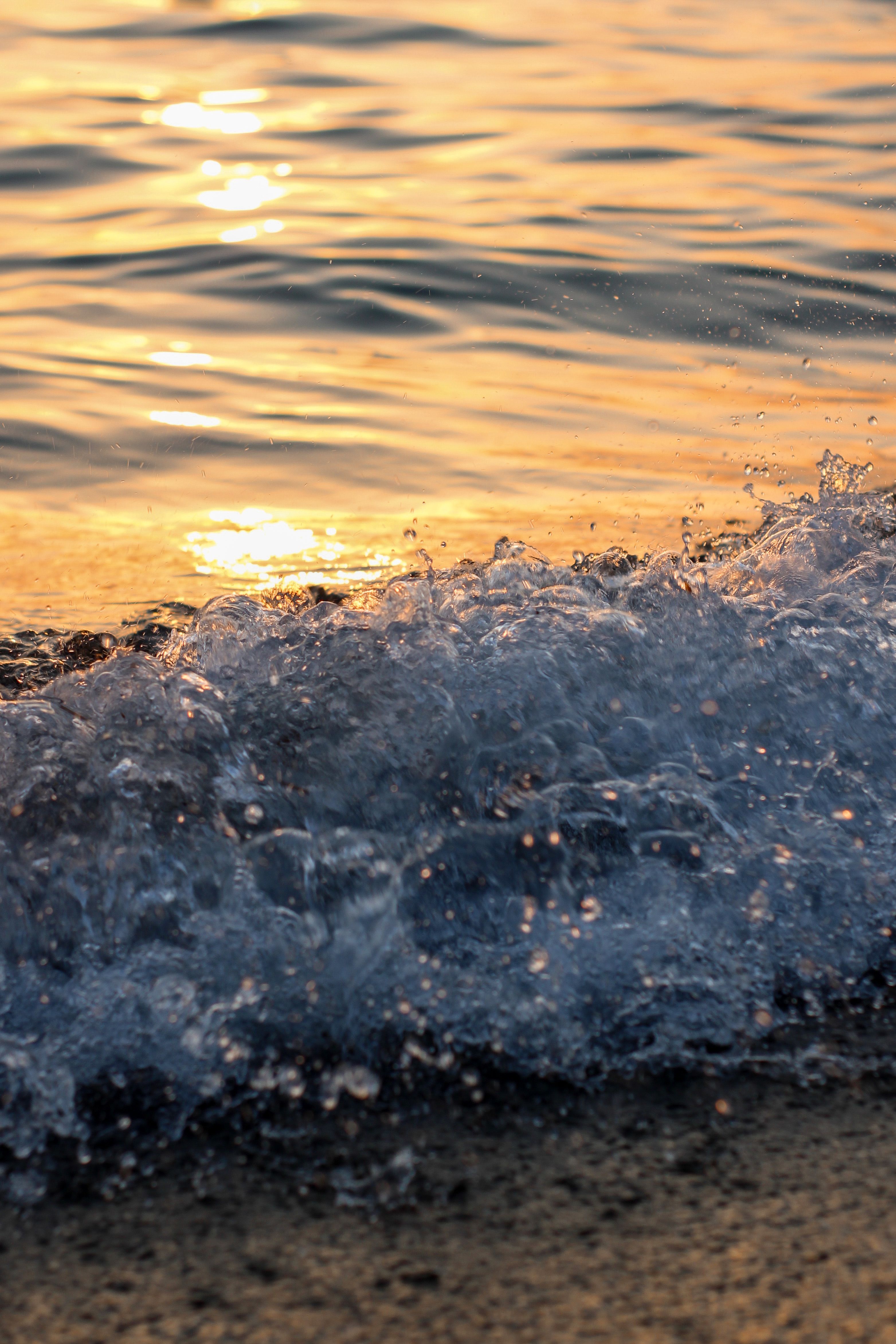 Bubbly Waves Kissing the Shore · Free Stock Photo